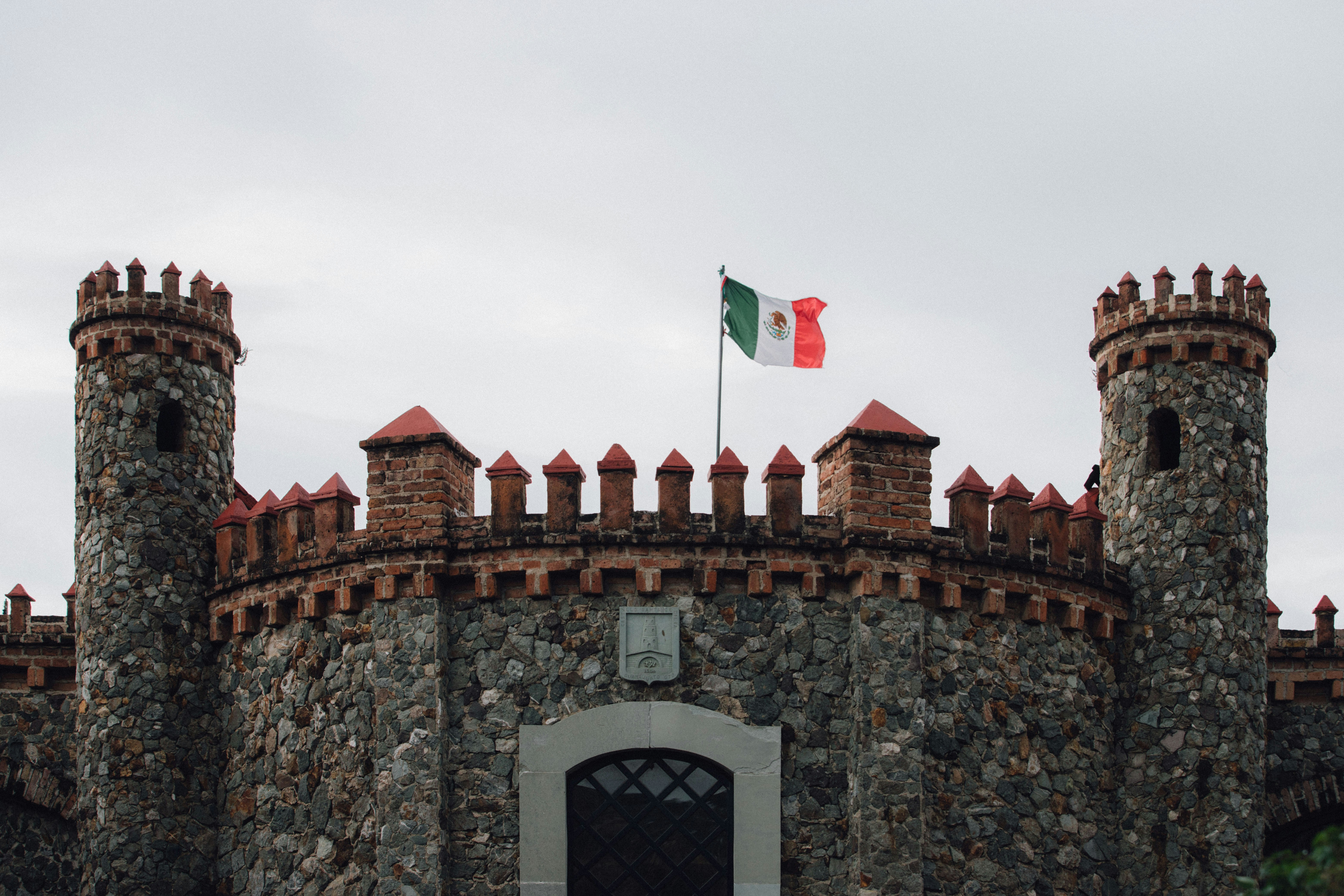 Foto Un castillo de piedra con una bandera en la parte superior ...