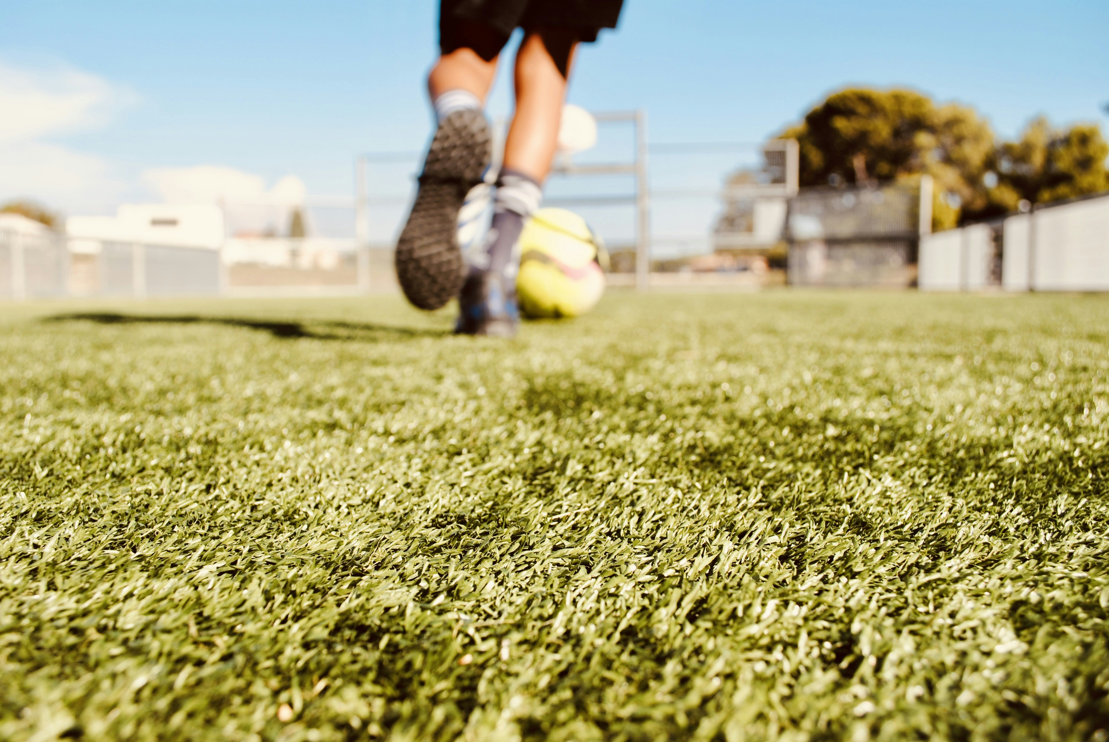Foto Una persona pateando una pelota de fútbol – Imagen Marsiglia ...