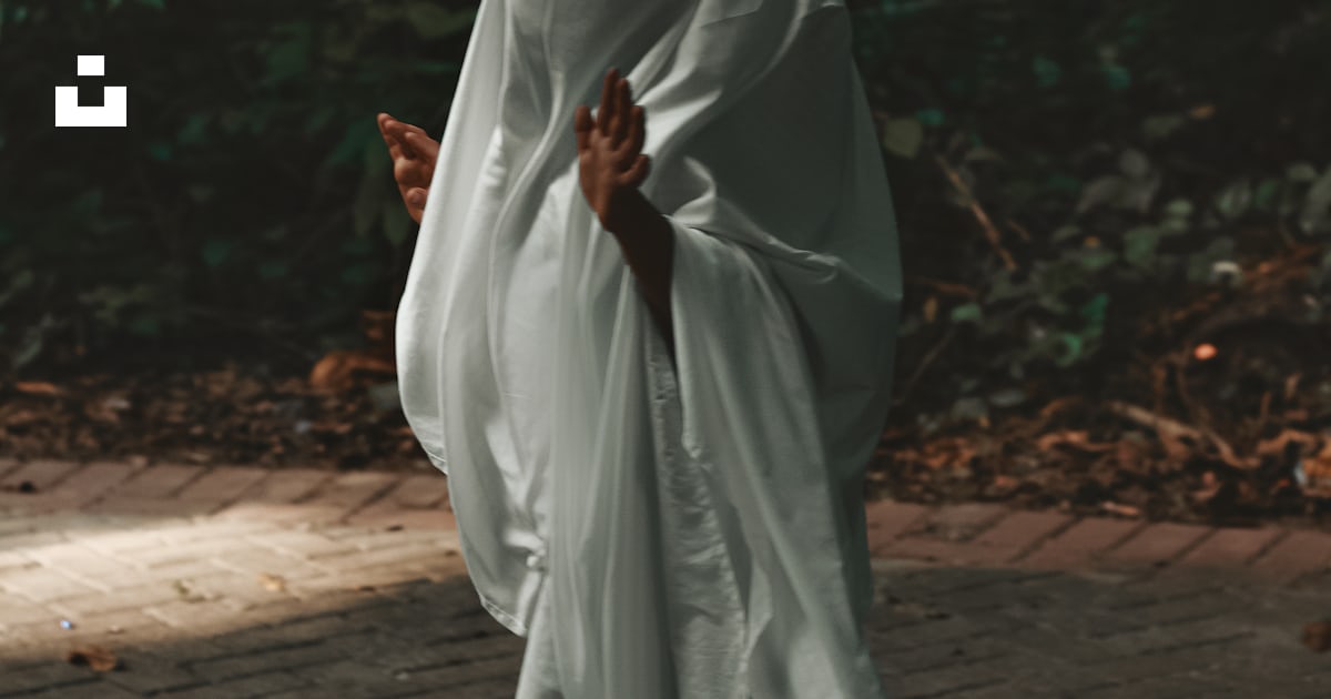 Un homme vêtu d’une robe blanche photo – Photo Vêtements Gratuite sur ... Un homme vêtu d’une robe blanche photo – Photo Vêtements Gratuite sur ...