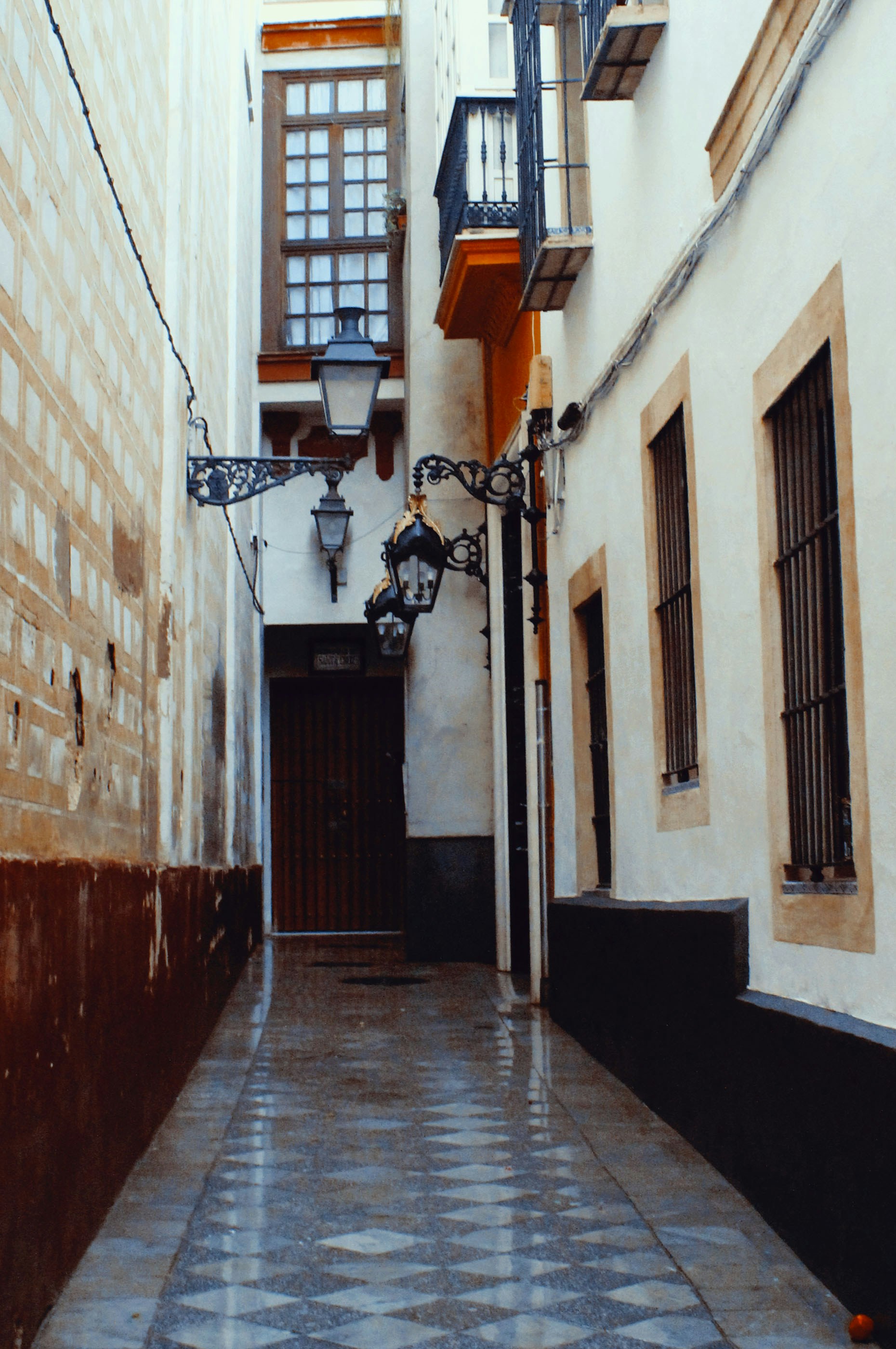 A narrow alleyway with a door and windows photo – Free Arquitetura ...