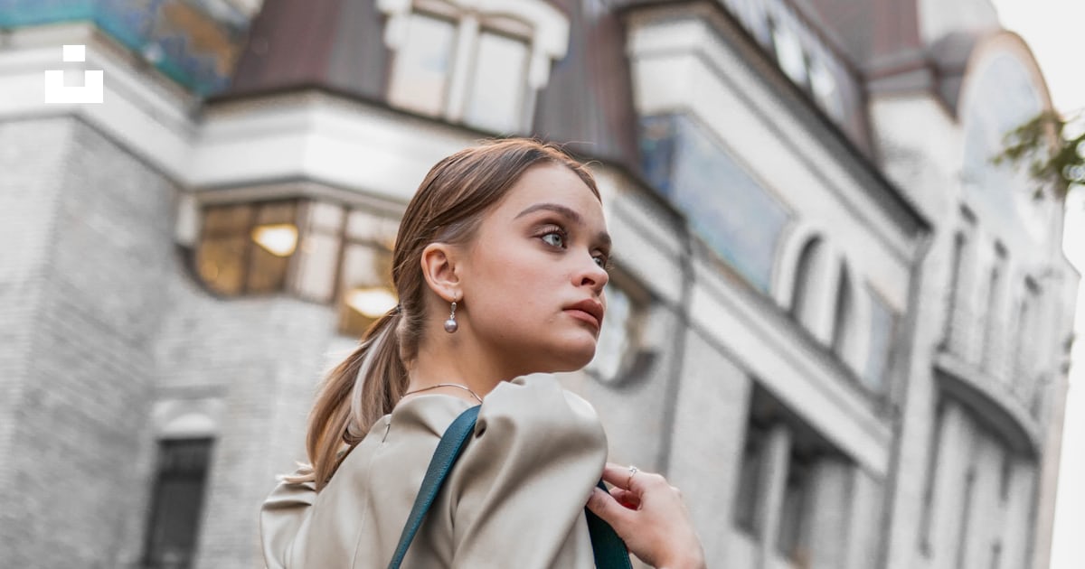 Foto Una Mujer Parada Frente A Un Edificio Imagen Rusia Gratis En