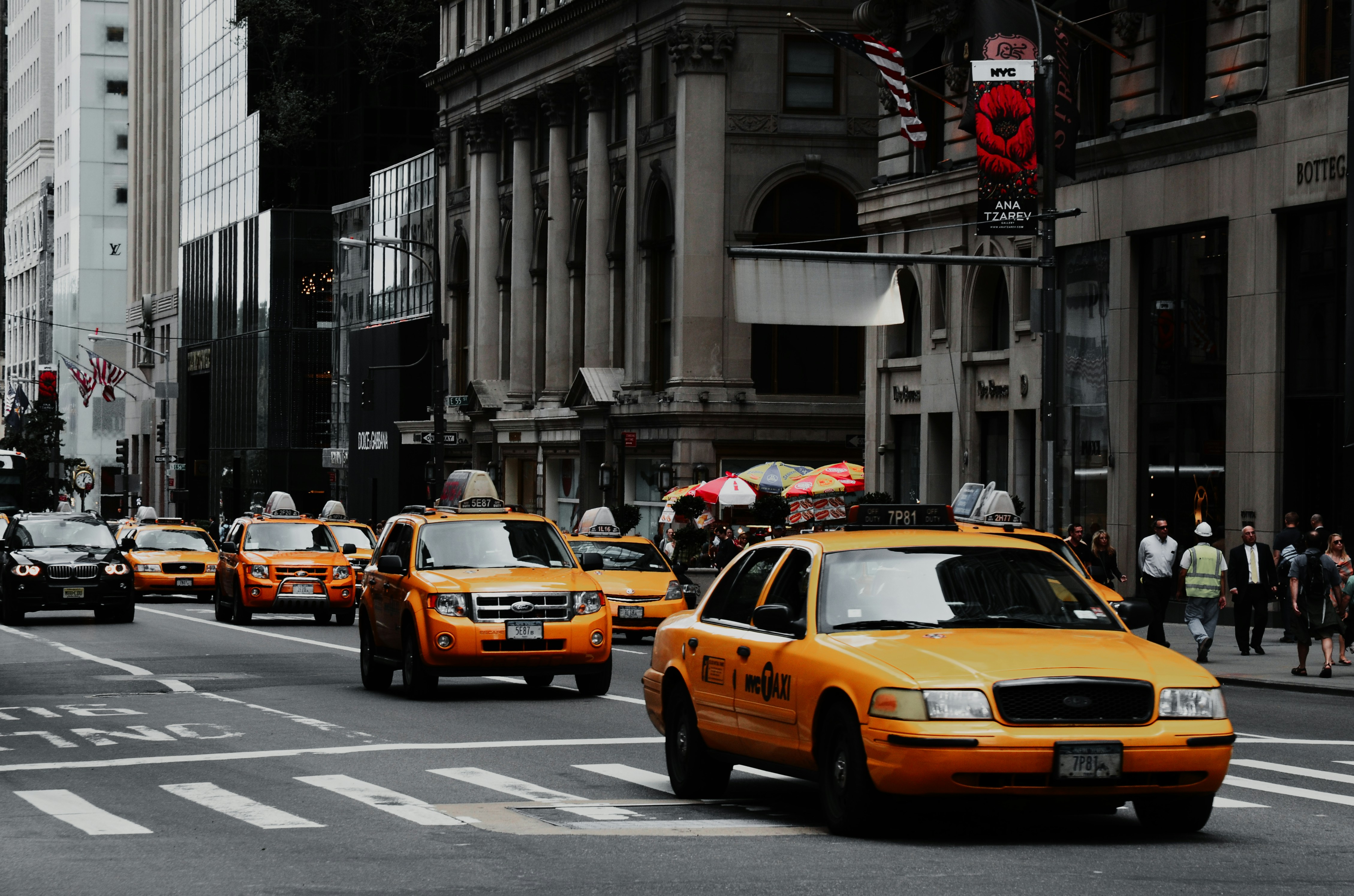 A group of taxi cabs on a city street photo – Free Cabs Image on Unsplash