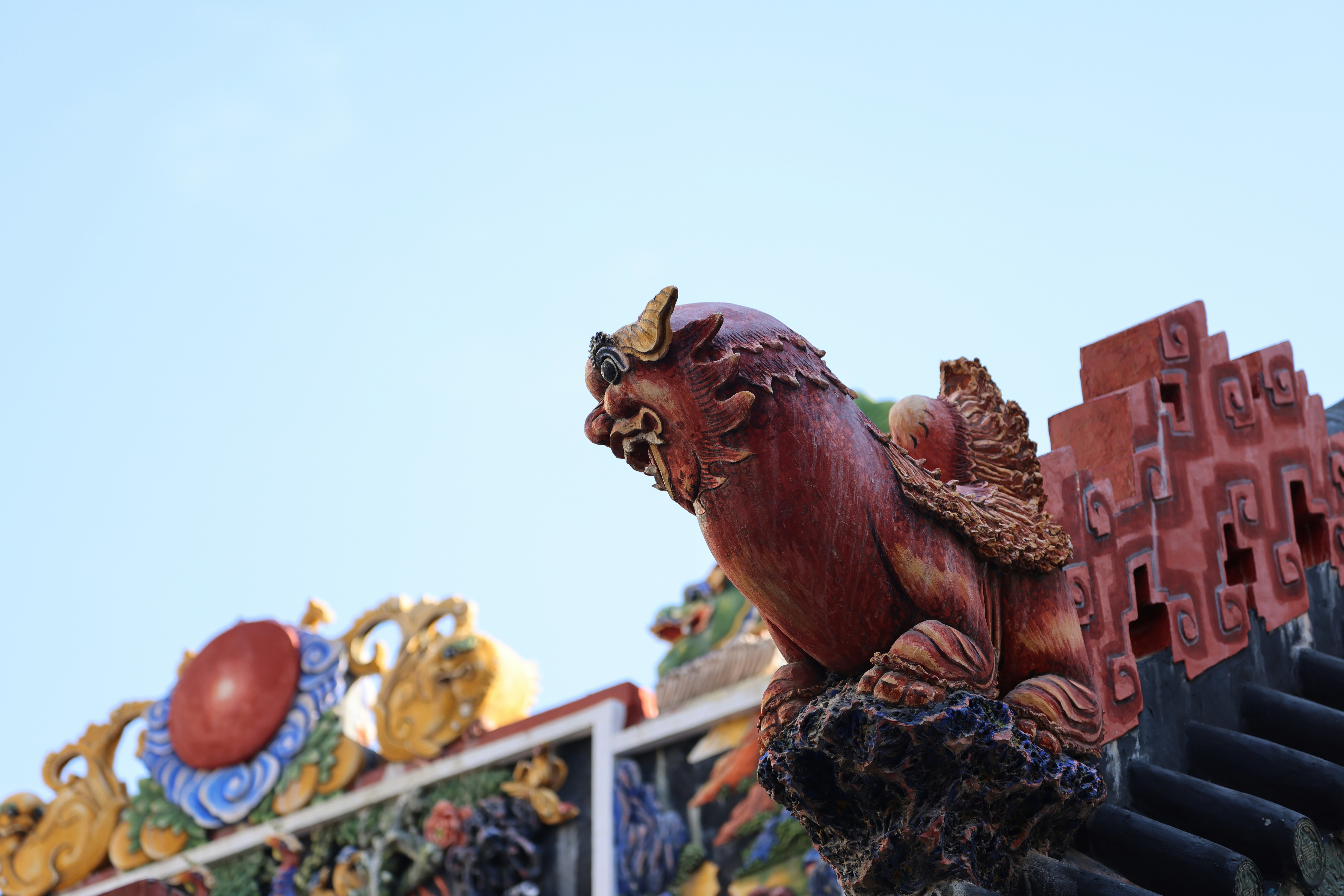 a statue of a dragon