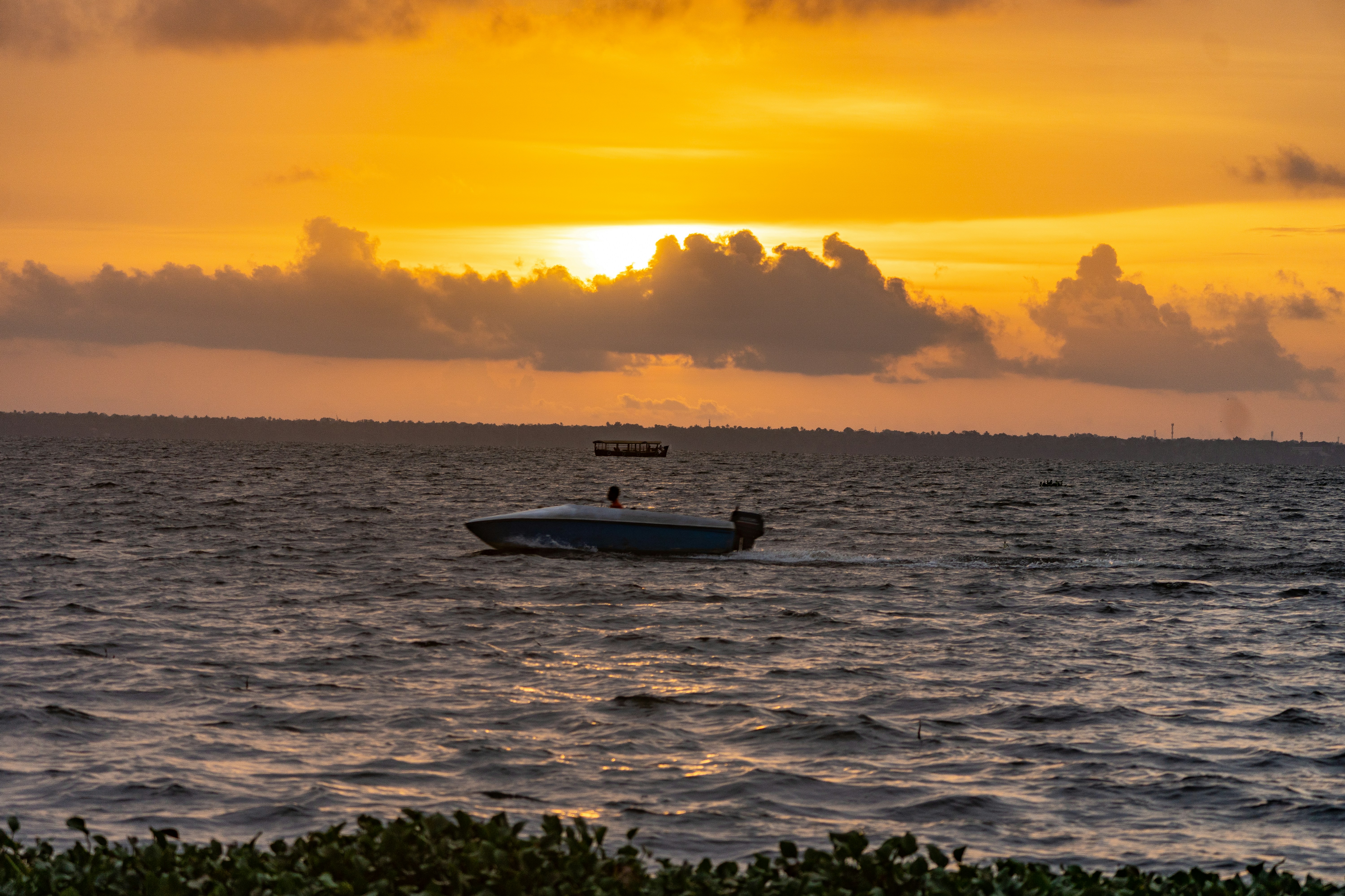 Ein Boot im Wasser Foto – Kostenloses Bild zum Thema Boot auf Unsplash