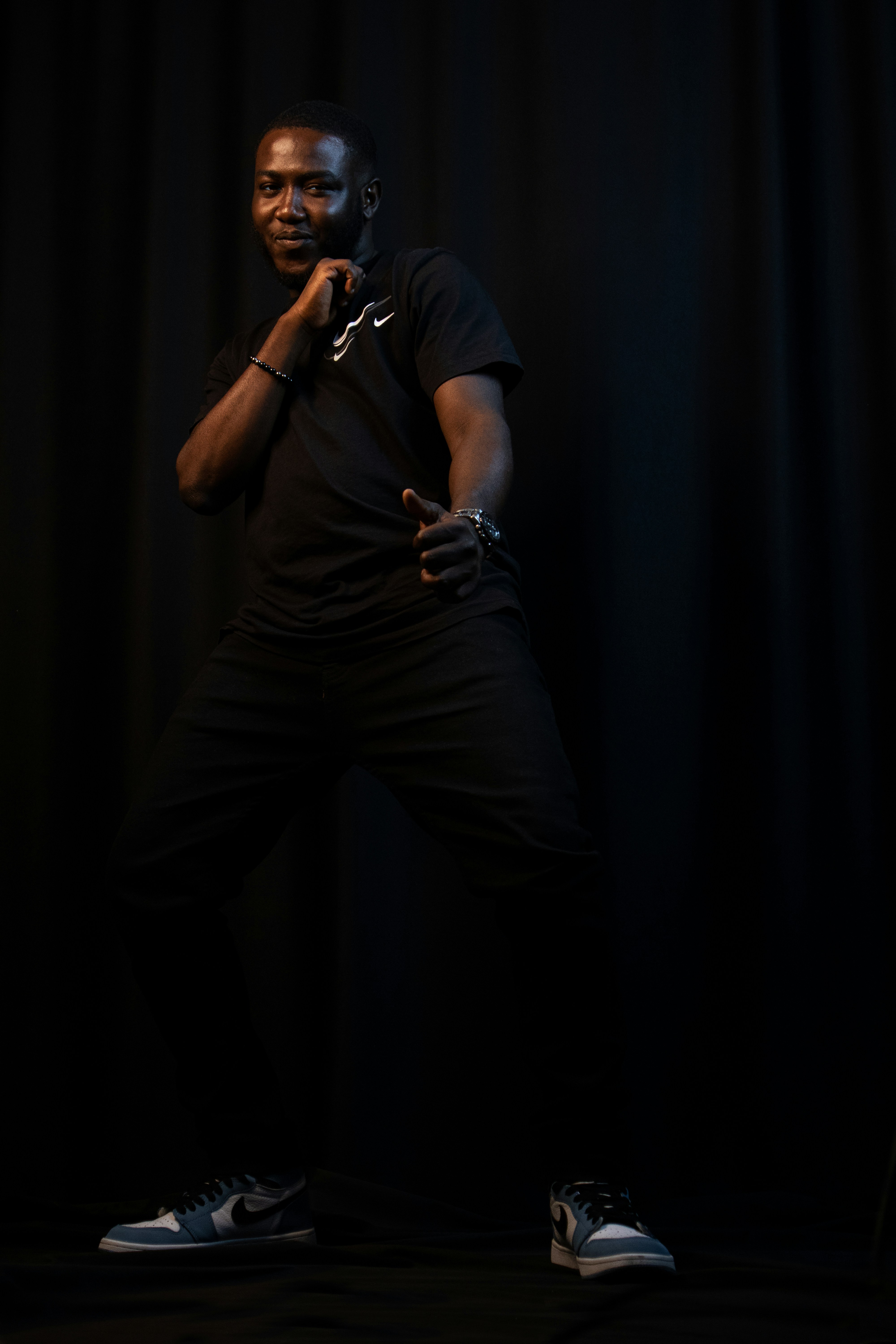 Foto Un hombre sosteniendo un micrófono – Imagen Nike gratis en Unsplash