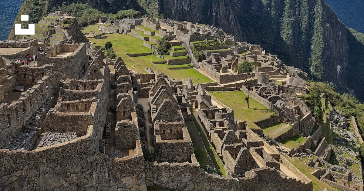 마추 픽추 Machu Picchu를 배경으로 한 배경에 계단과 산이있는 커다란 석조 구조물 사진 Unsplash의 무료