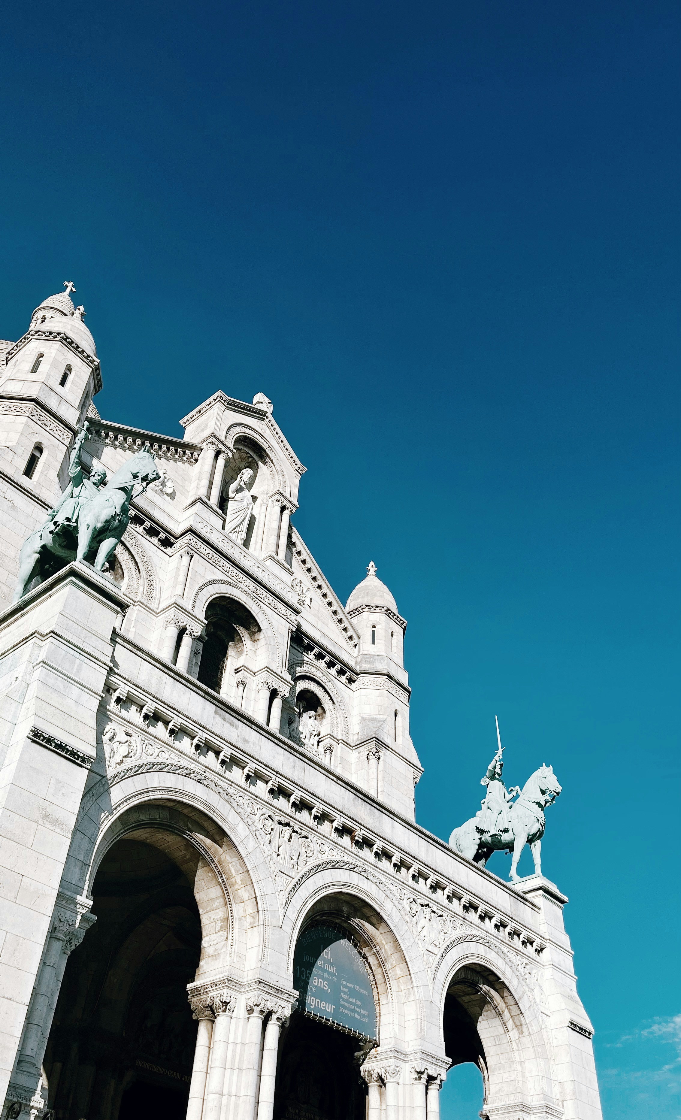 A large white building with statues on the outside photo – Free France ...