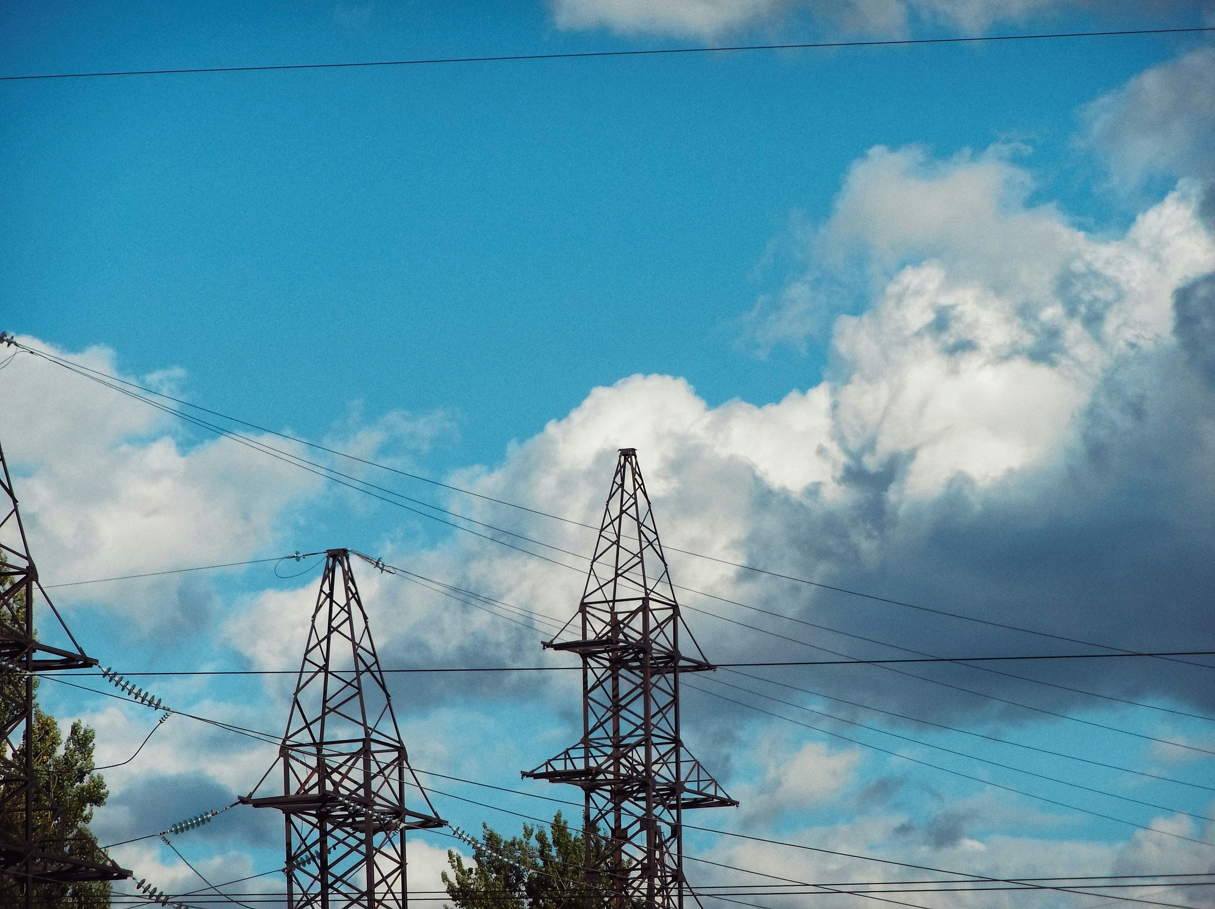 Líneas eléctricas y torres foto – Imagen de Industrial gratuita en Unsplash