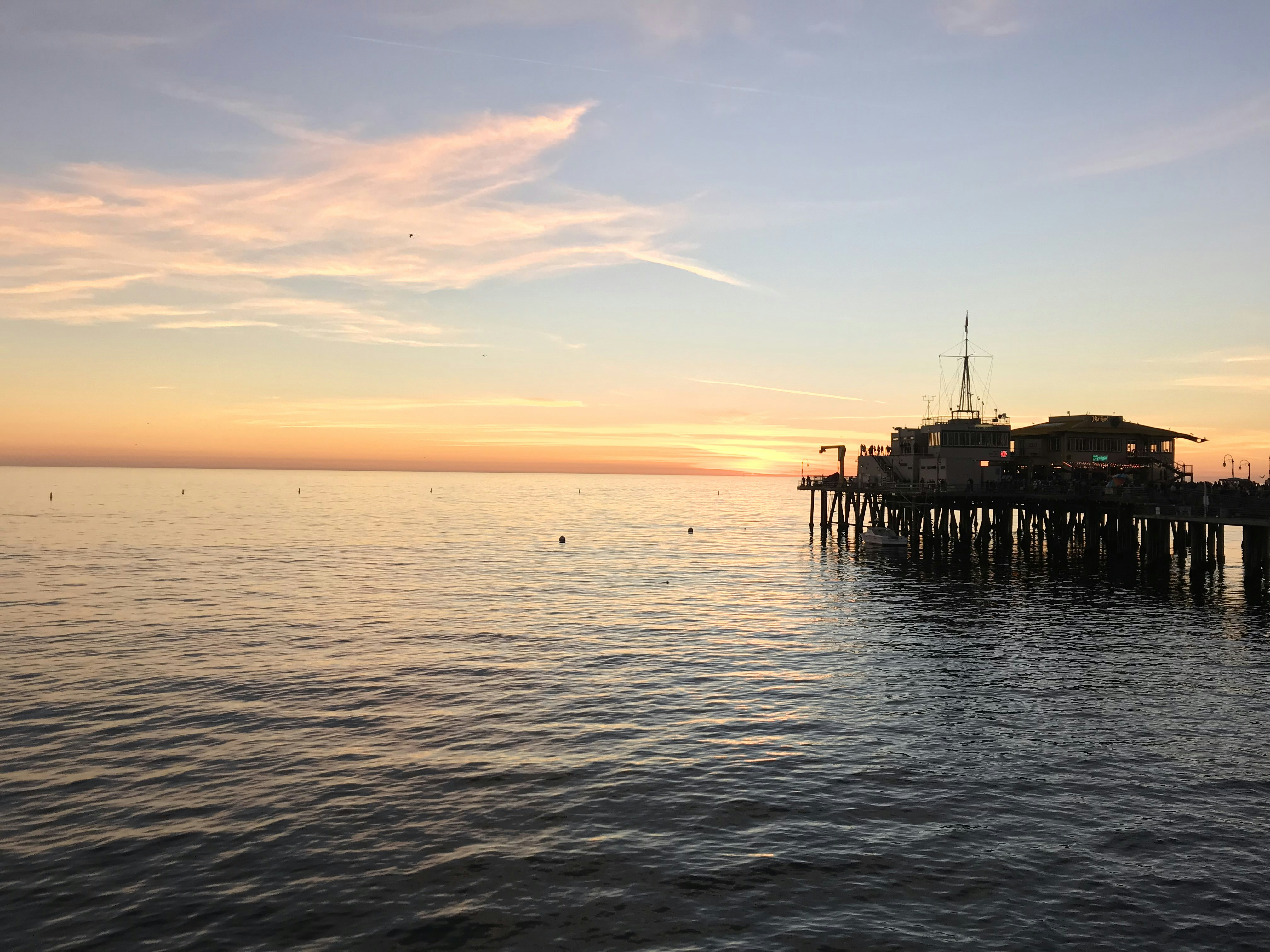 Foto Un muelle en el agua – Imagen Muelle de santa mónica gratis en ...