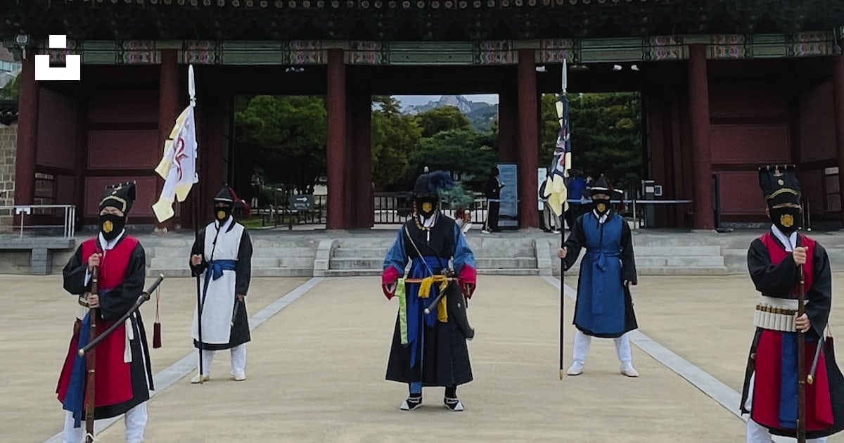 건물 앞에서 제복을 입은 사람들의 그룹 사진 Unsplash의 무료 서울 이미지