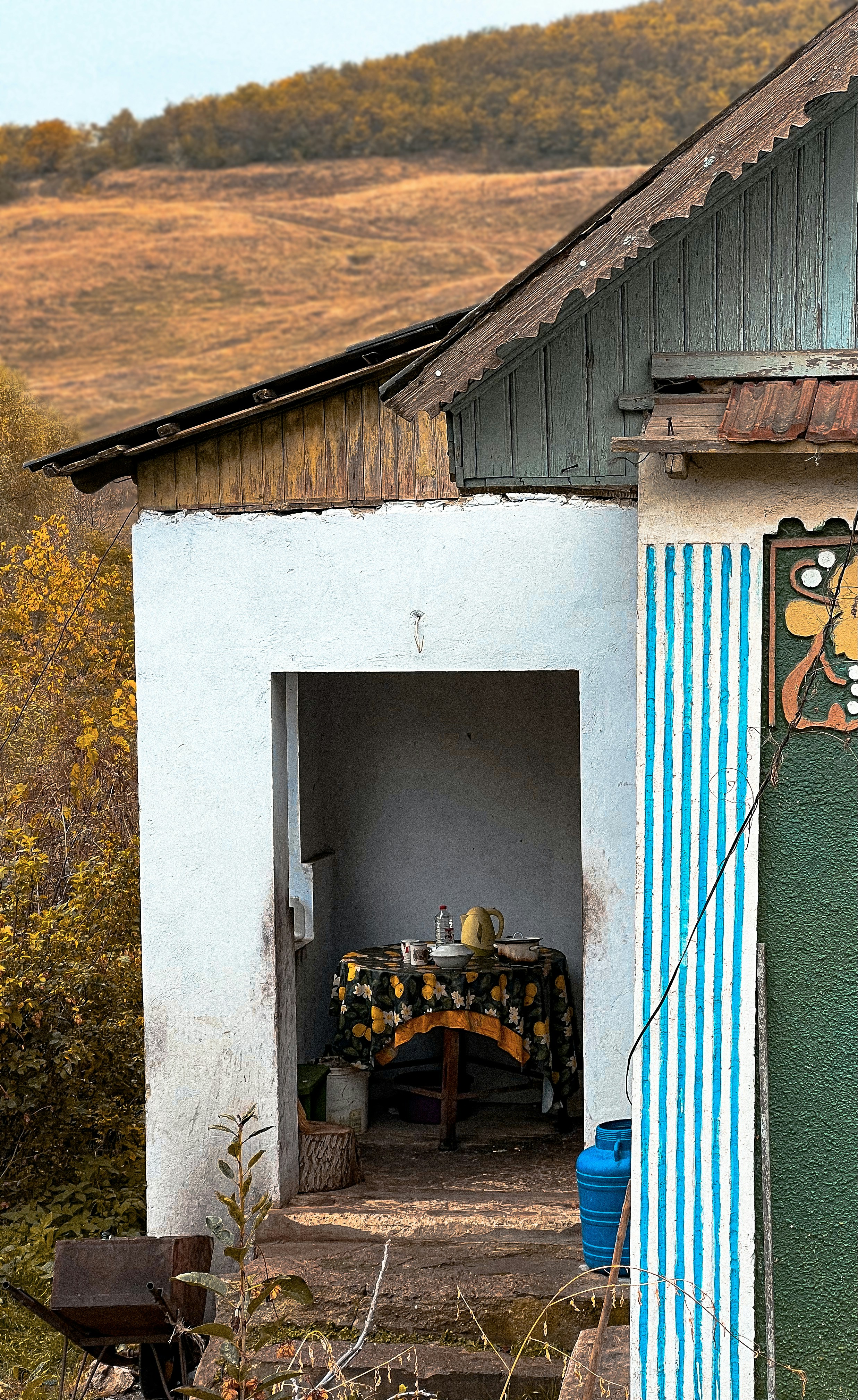 Un pequeño cobertizo con un pozo de fuego foto – Imagen de Moldavia ...