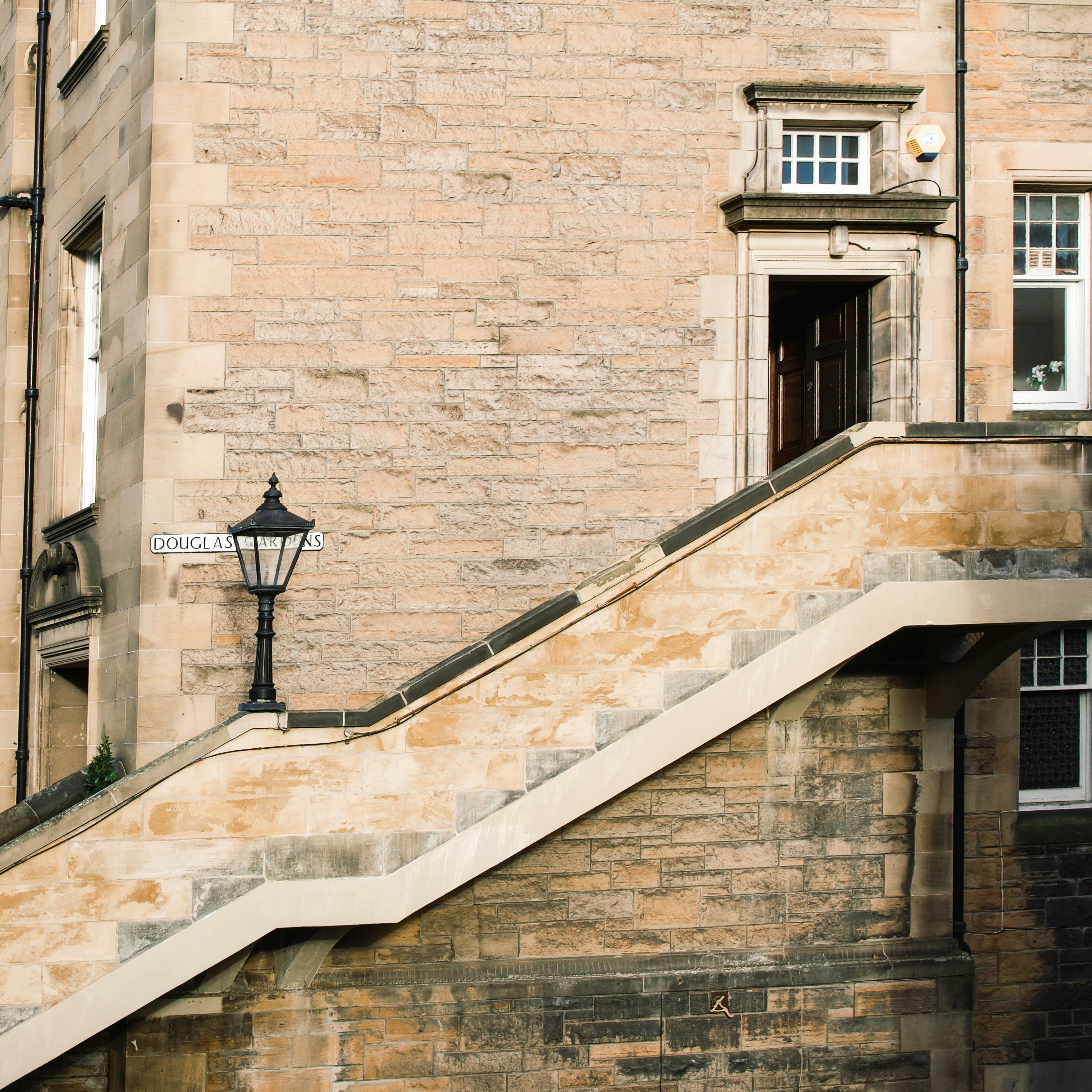 A brick building with a staircase photo – Free Edinburgh Image on Unsplash