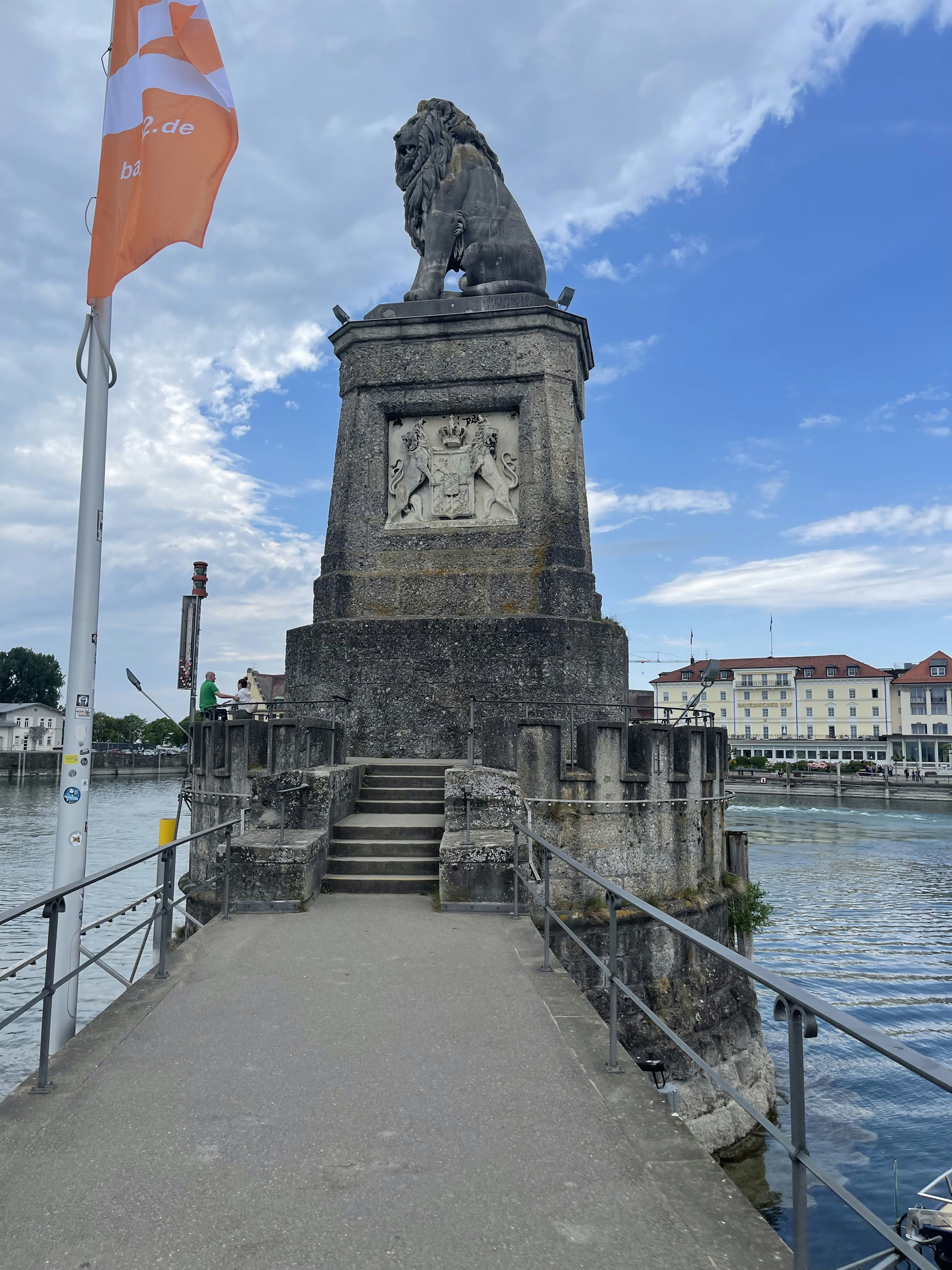 Un monument en pierre avec un lion sur le dessus photo – Photo Monument ...