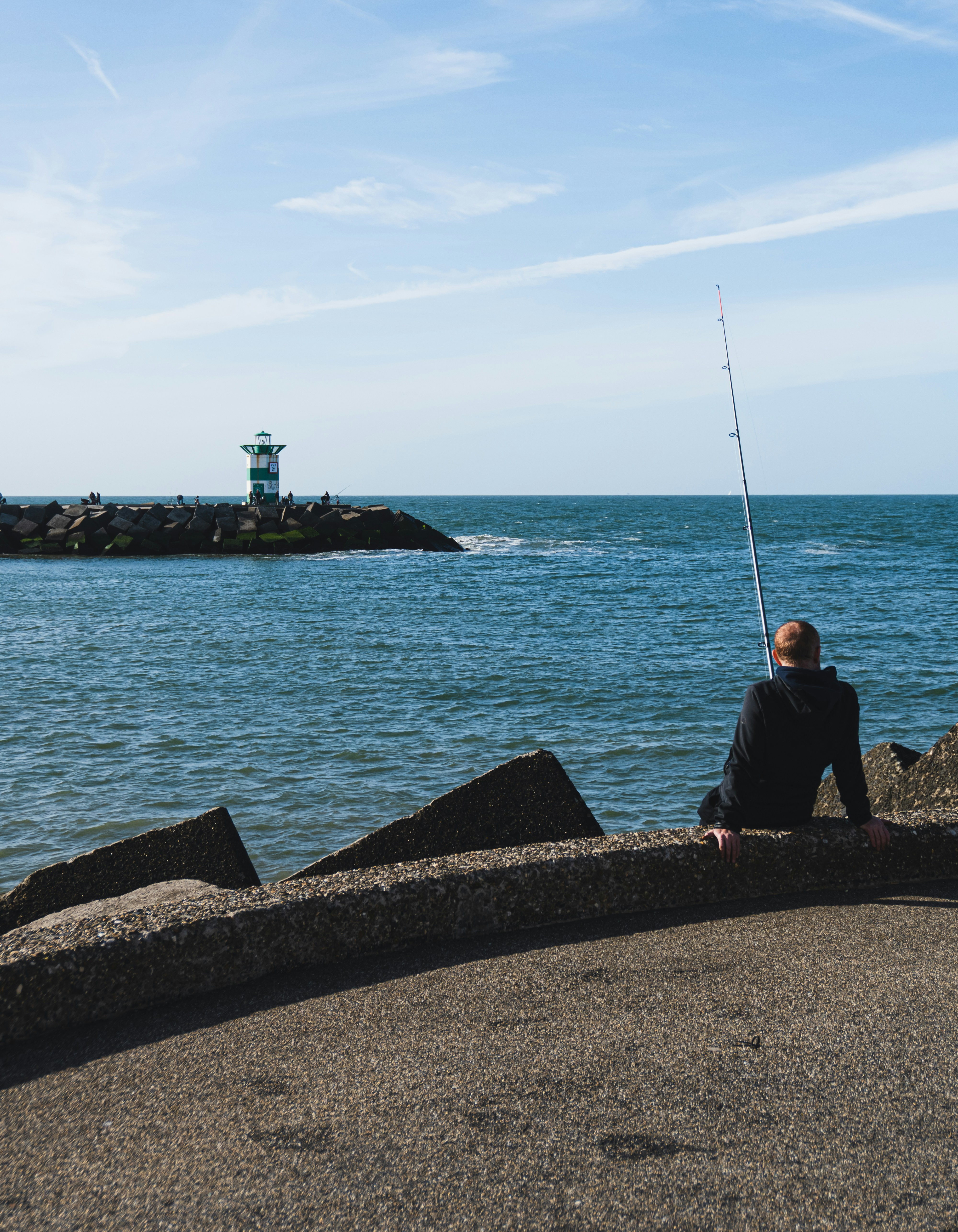 Foto Una persona pescando en una roca – Imagen Scheveningen gratis en ...