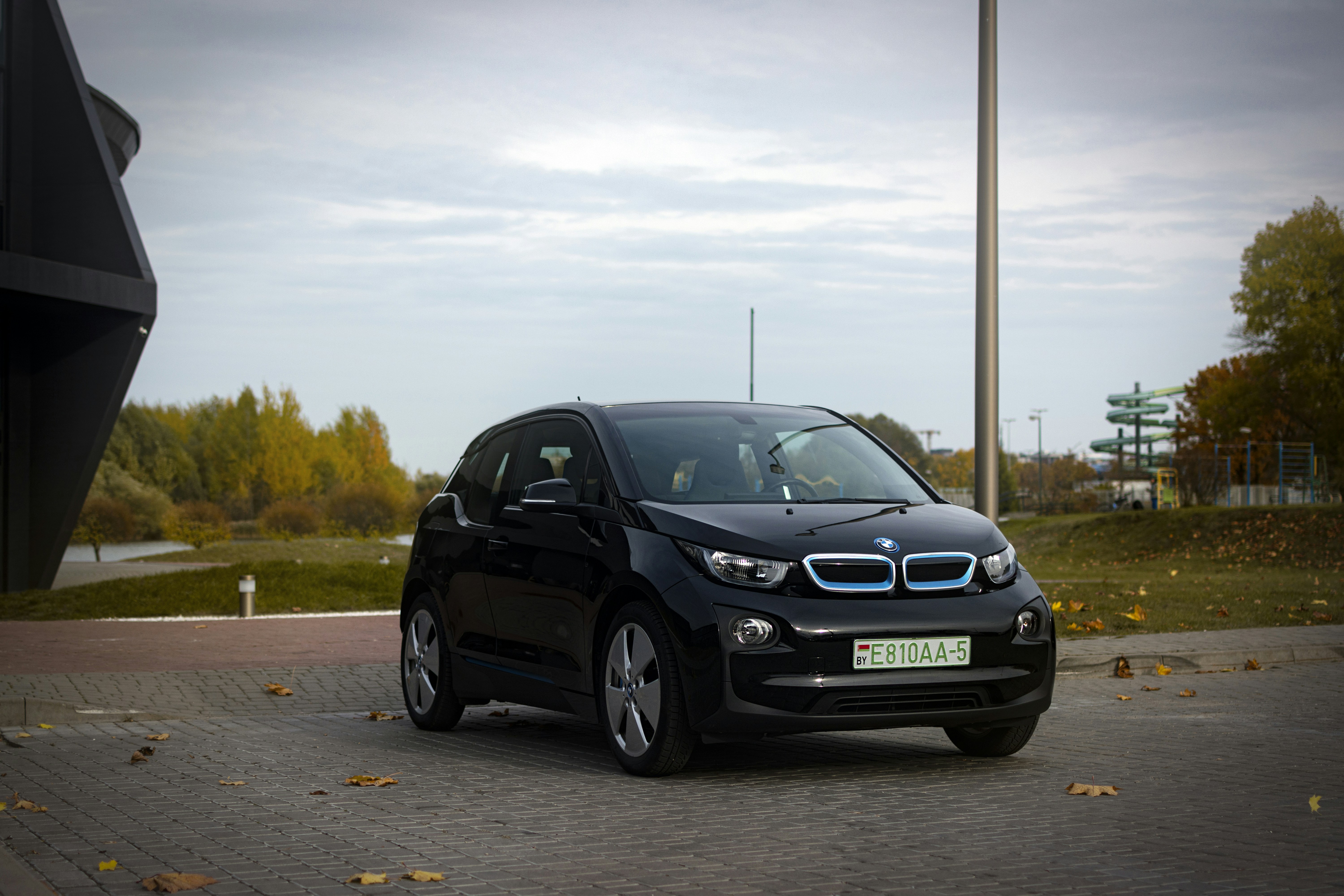 Foto zum Thema Ein schwarzes Auto, das auf einer Straße geparkt ist ...
