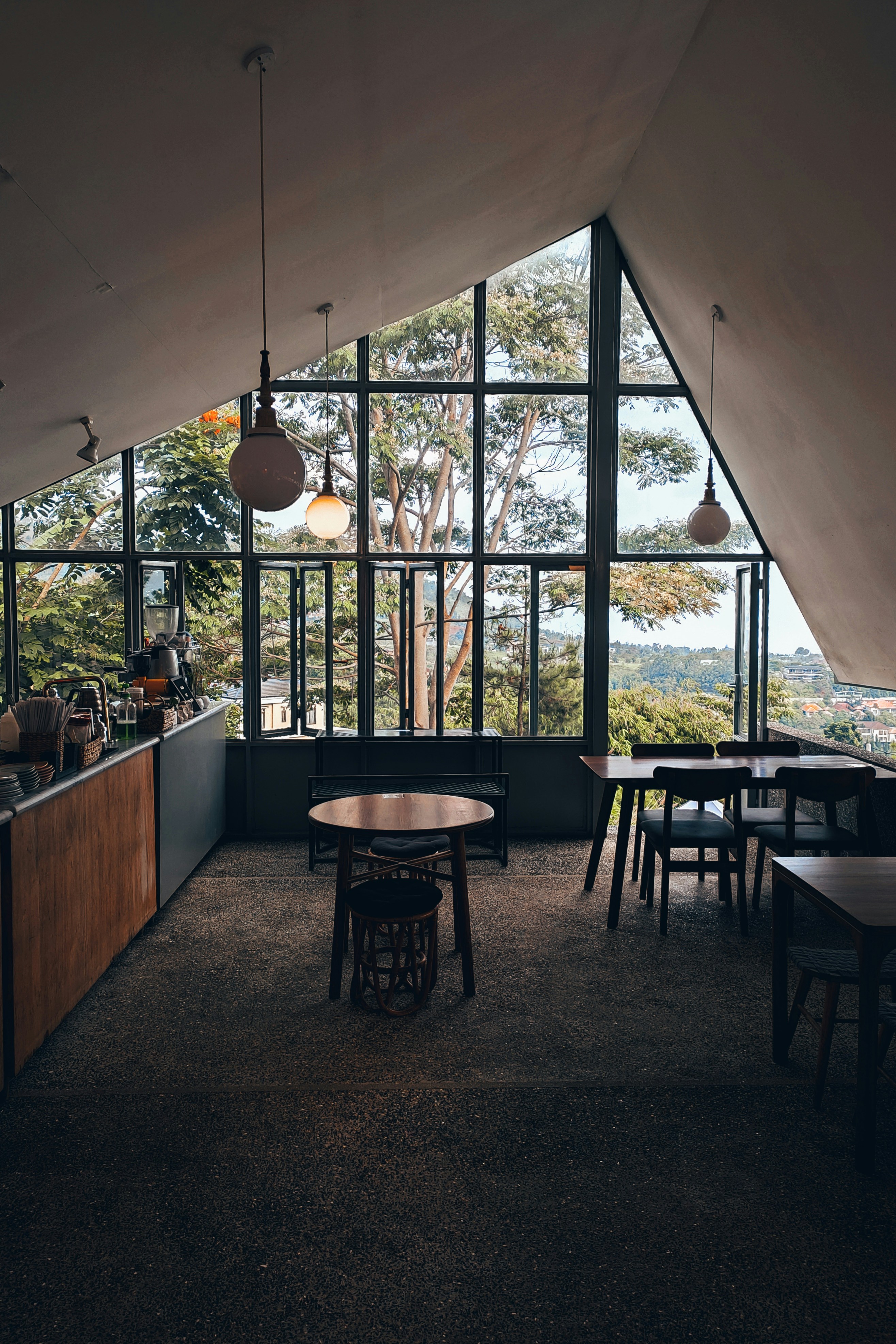 A room with tables and chairs photo – Free Bandung Image on Unsplash