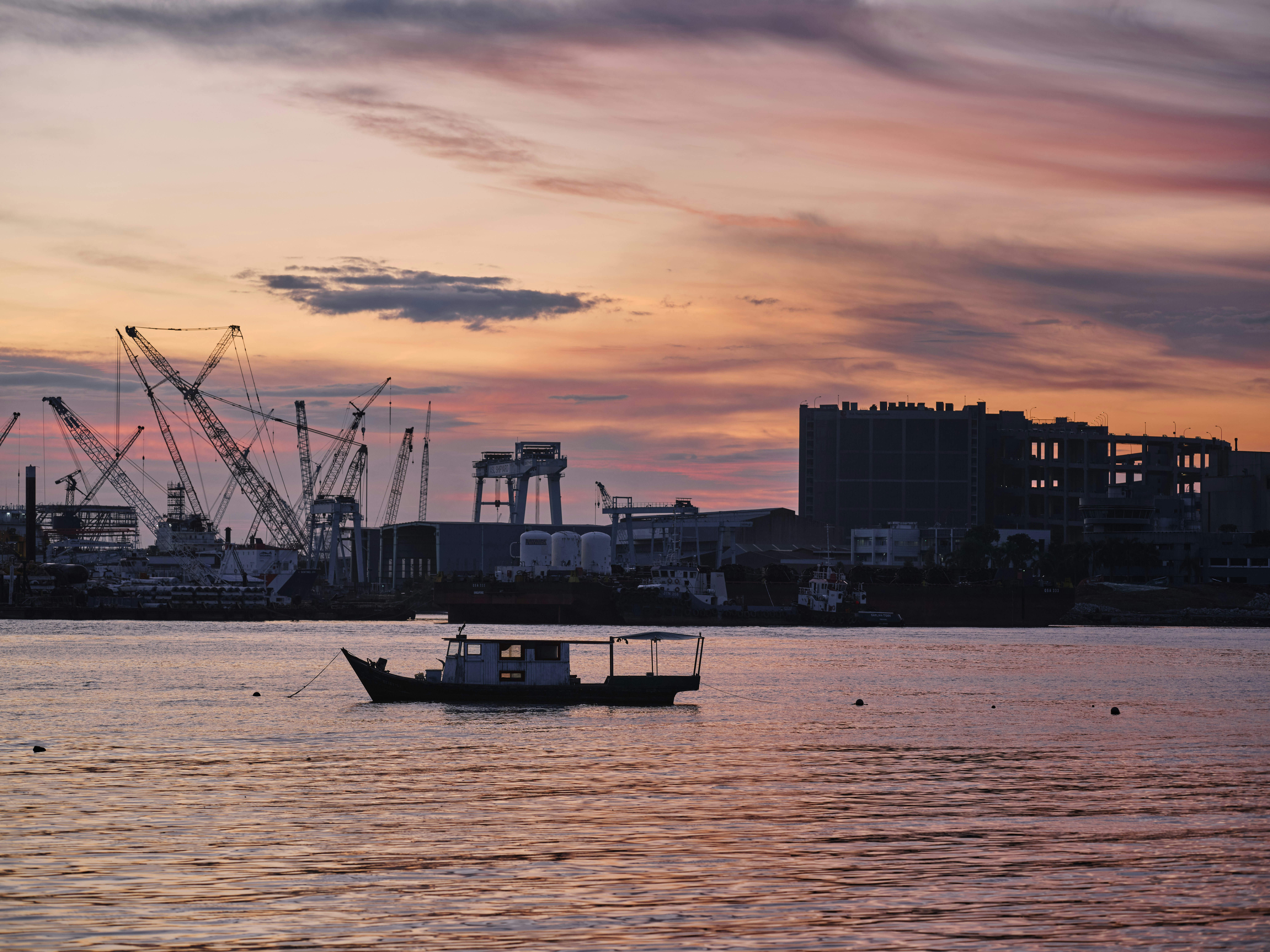 Un barco navegando en el agua foto – Imagen de Bote gratuita en Unsplash