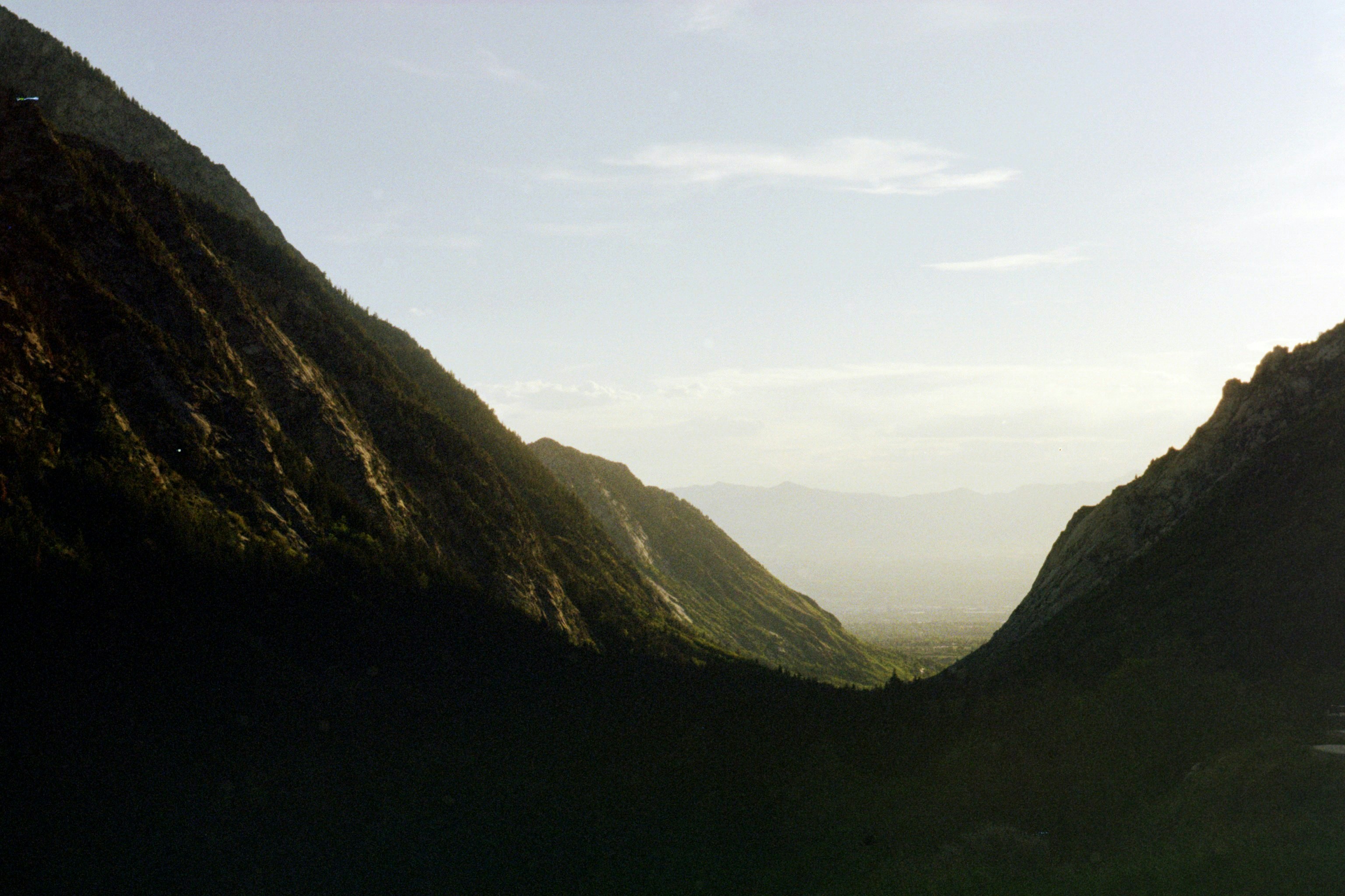 A valley between mountains photo – Free Utah Image on Unsplash
