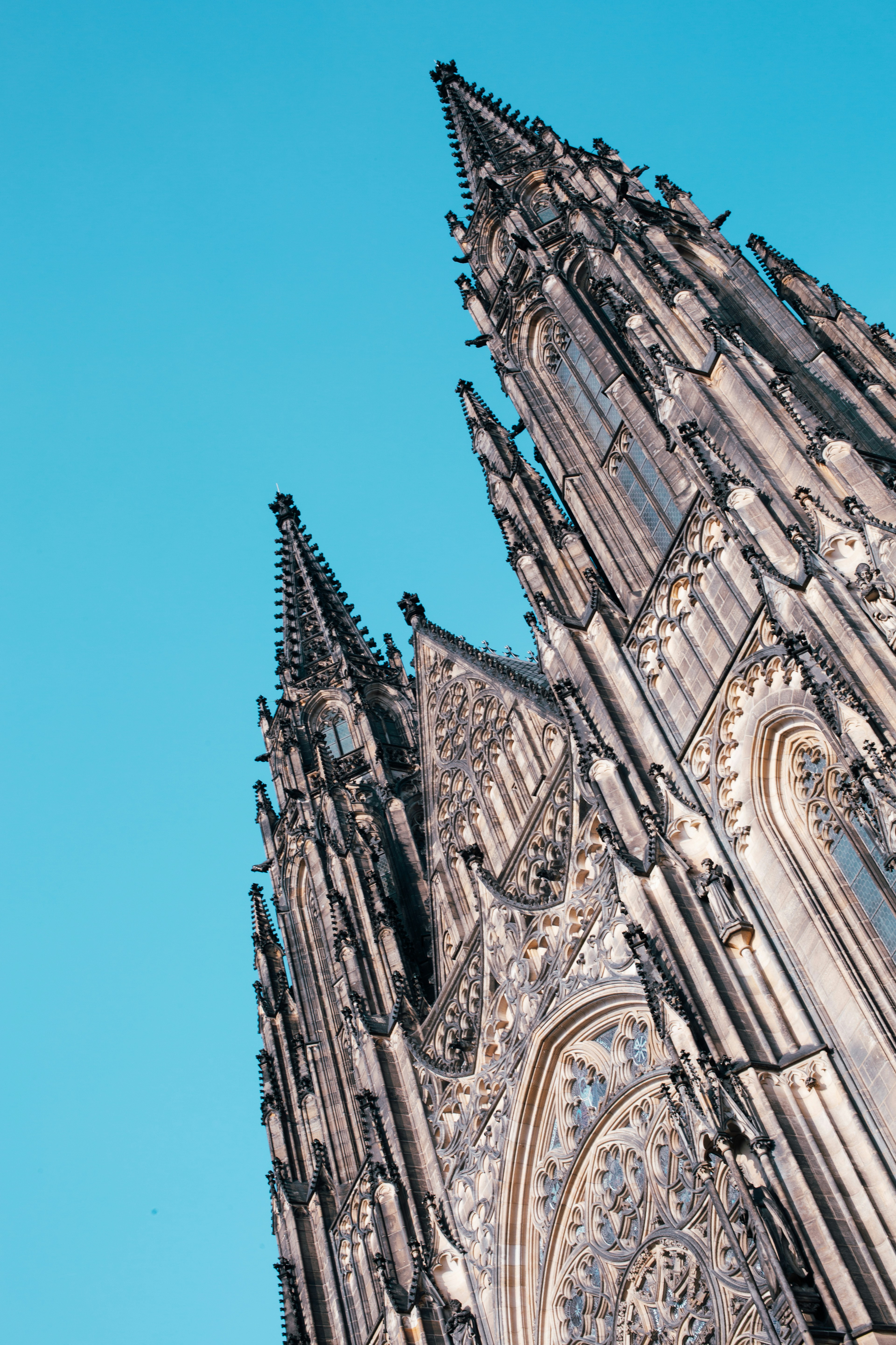 A tall building with many windows photo – Free Prague Image on Unsplash