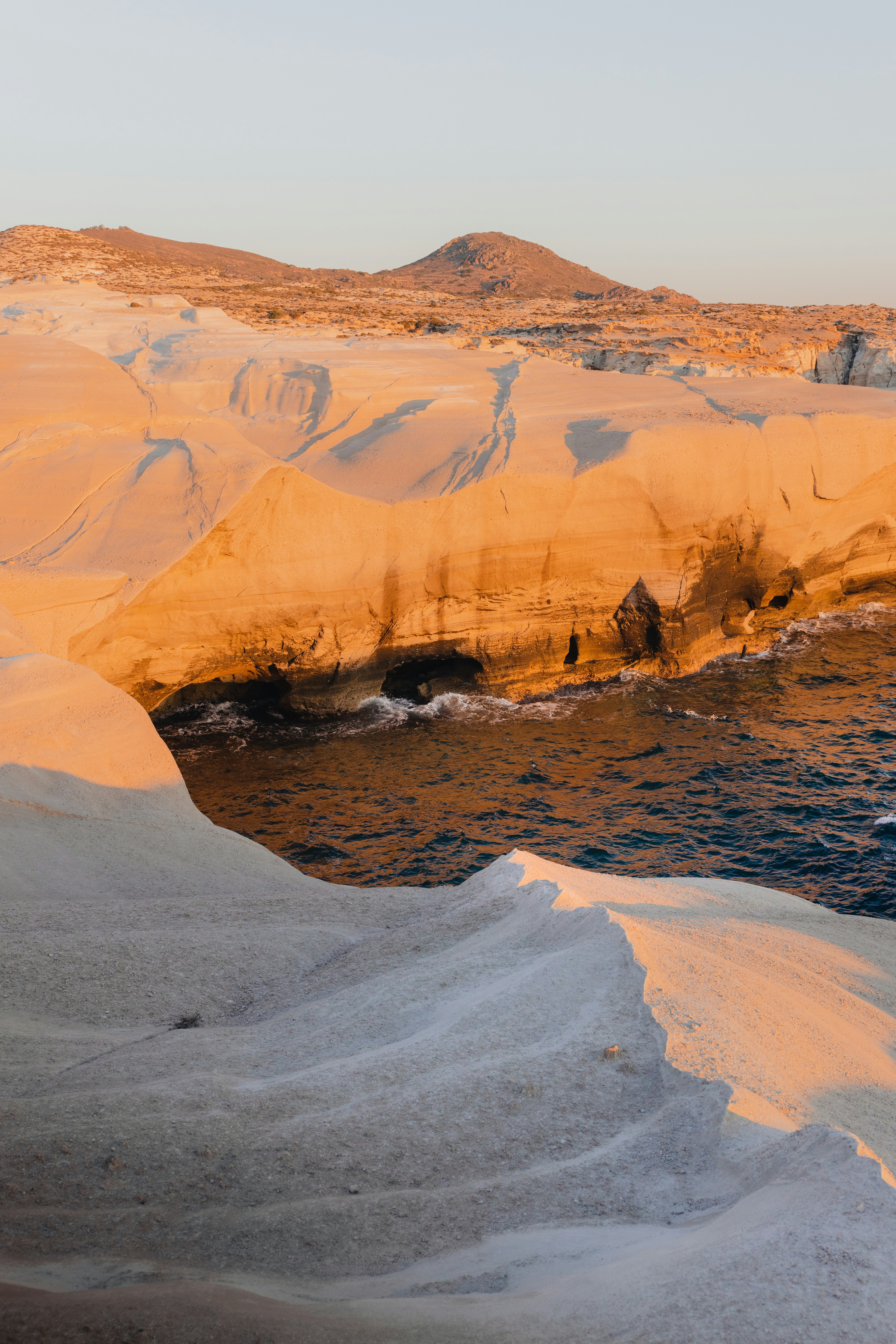Un canyon traversé par une rivière photo – Photo Plage de Sarakinichi ...