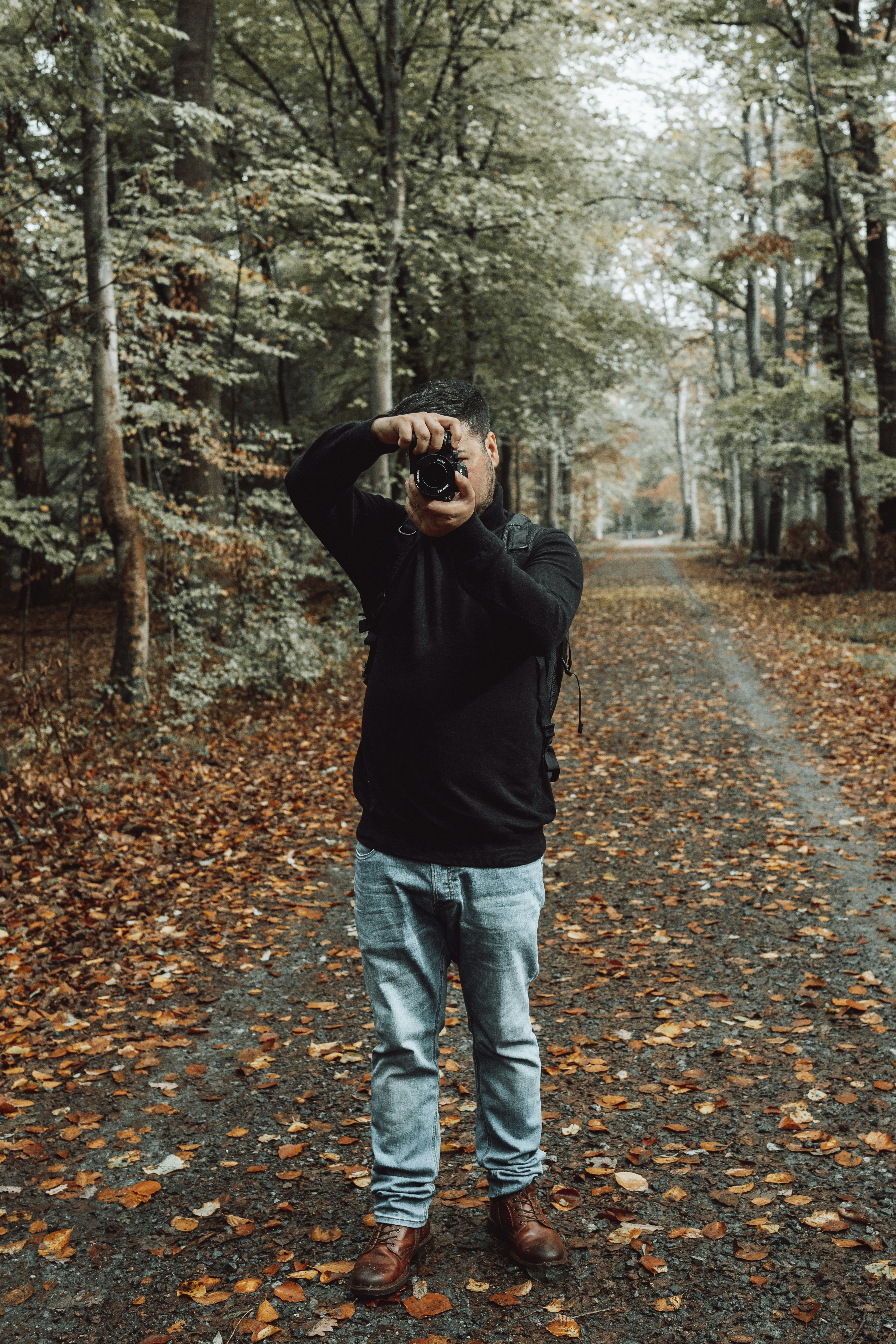 A man taking a picture with a camera photo – Free Apparel Image on Unsplash