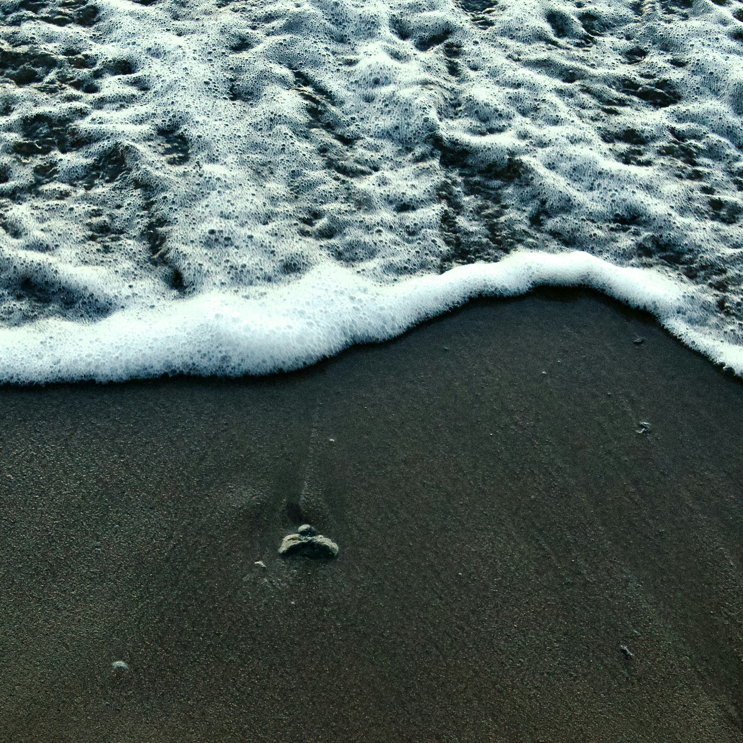 Une plage avec une vague photo – Photo La nature Gratuite sur Unsplash