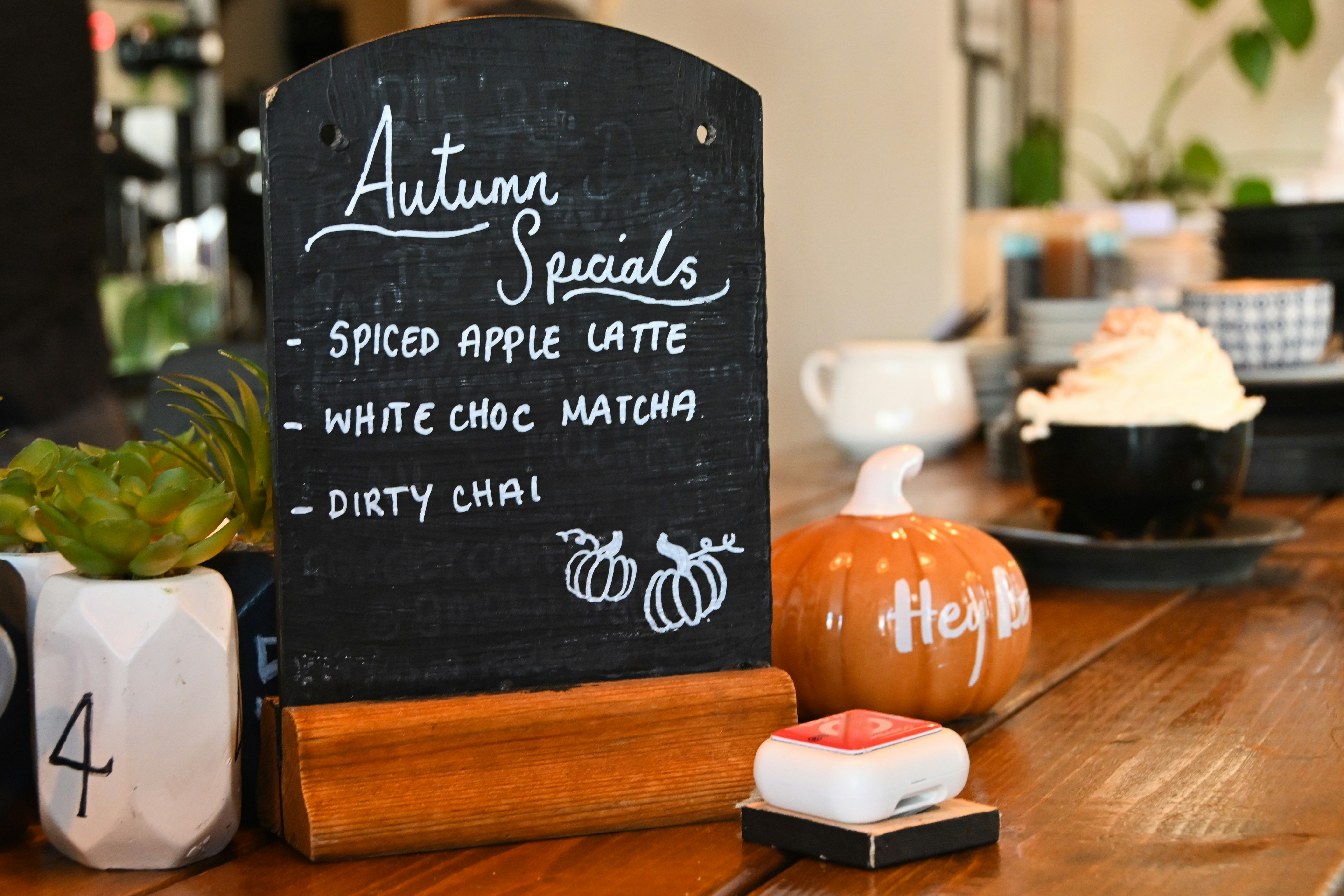 A sign on a table photo – Free Cafe Image on Unsplash
