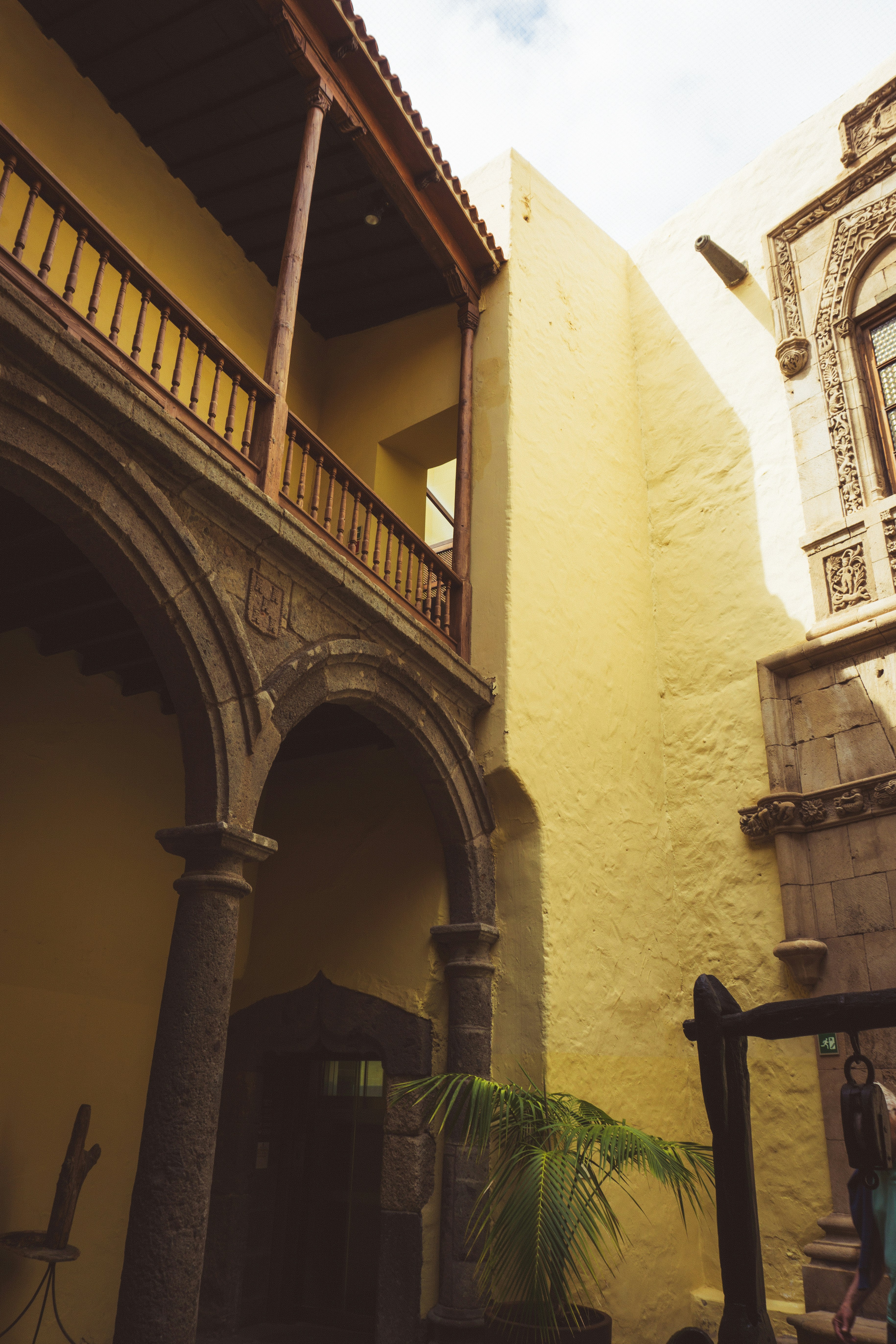 A building with a large archway photo – Free Spain Image on Unsplash