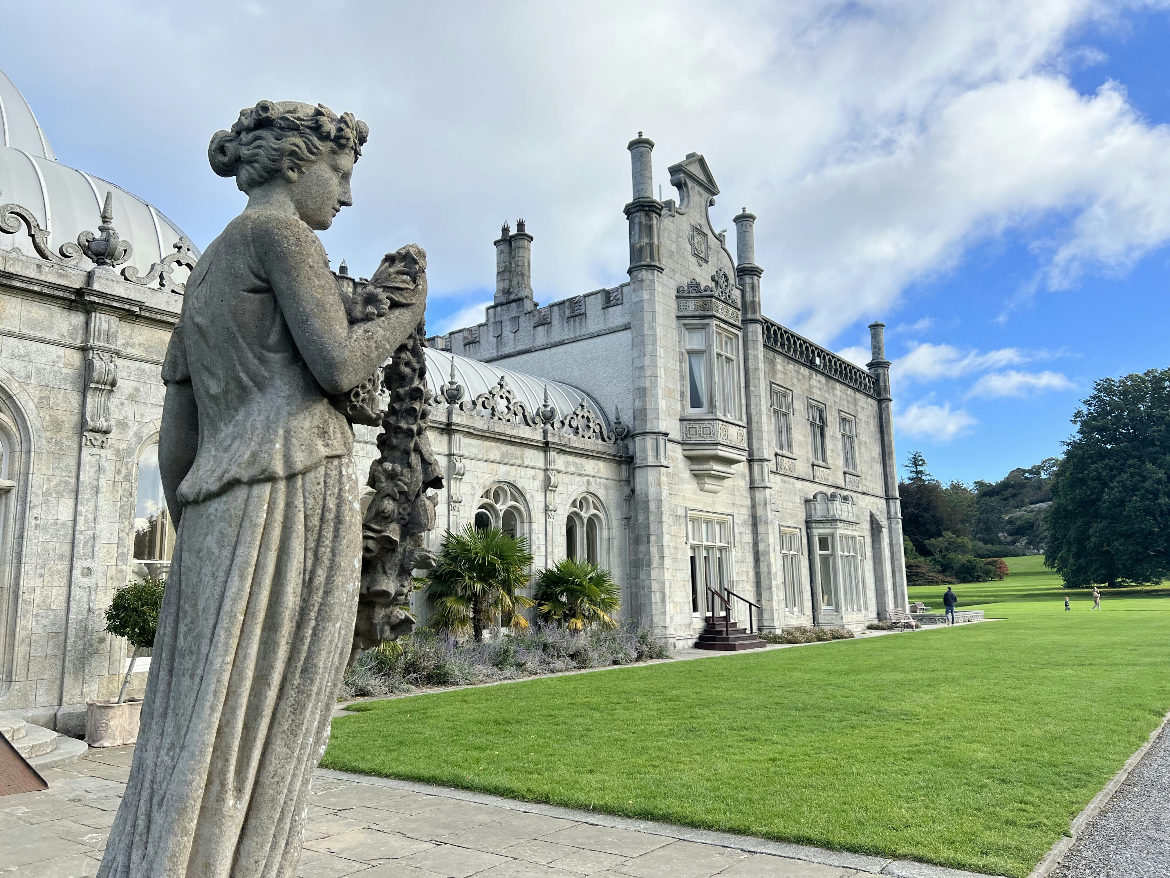 Foto Una estatua de piedra frente al castillo de Bodelwyddan – Imagen ...
