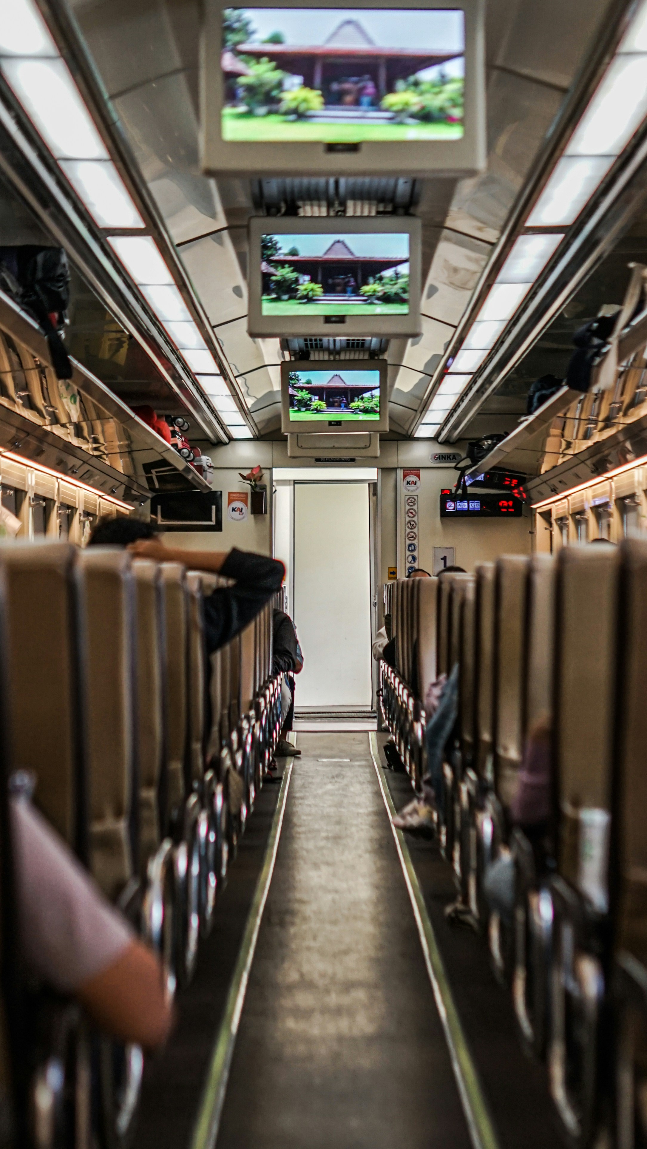 Un train avec une télévision au mur photo – Image gratuite de Ville de ...