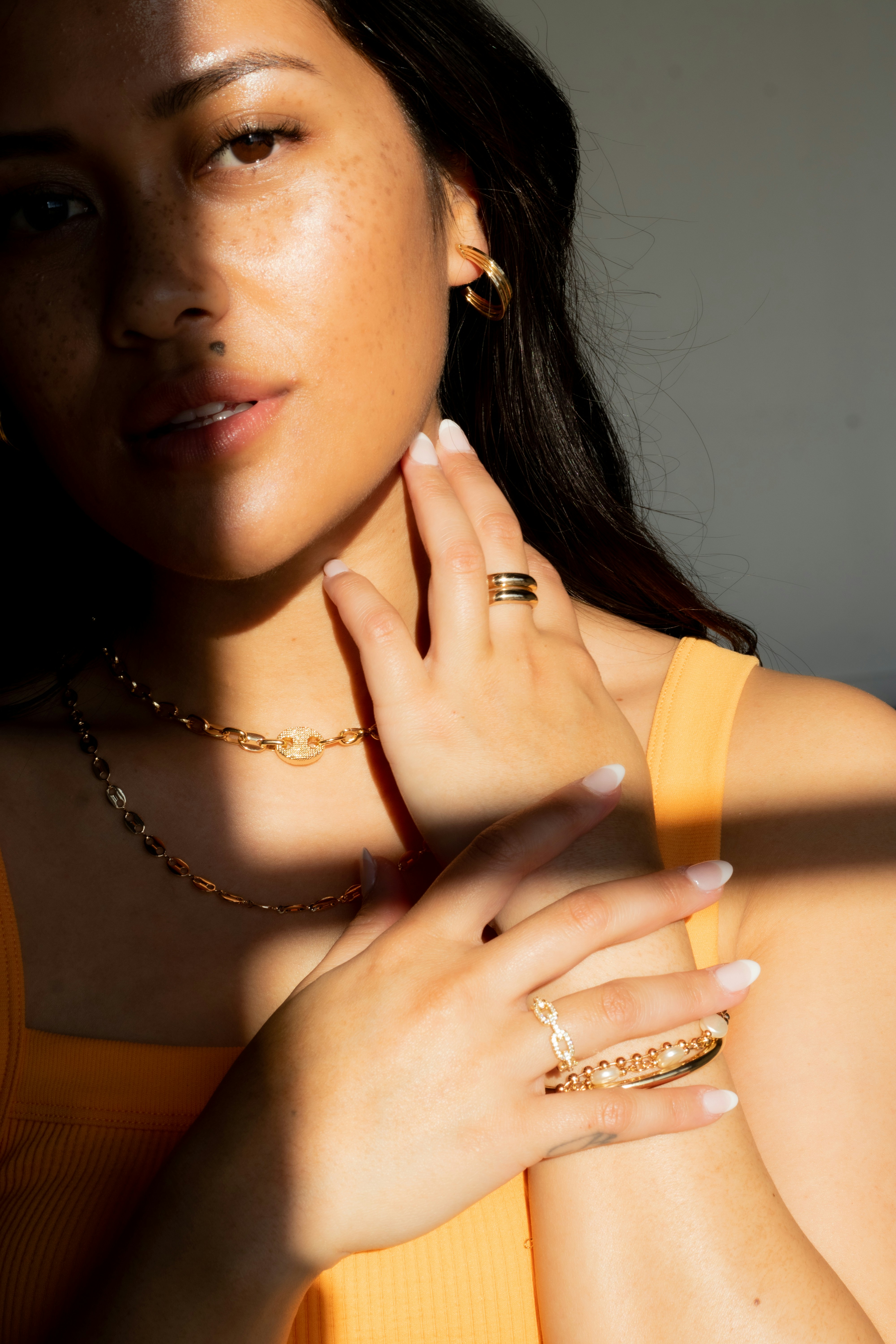 A woman with her hand on her chin photo – Free Human Image on Unsplash