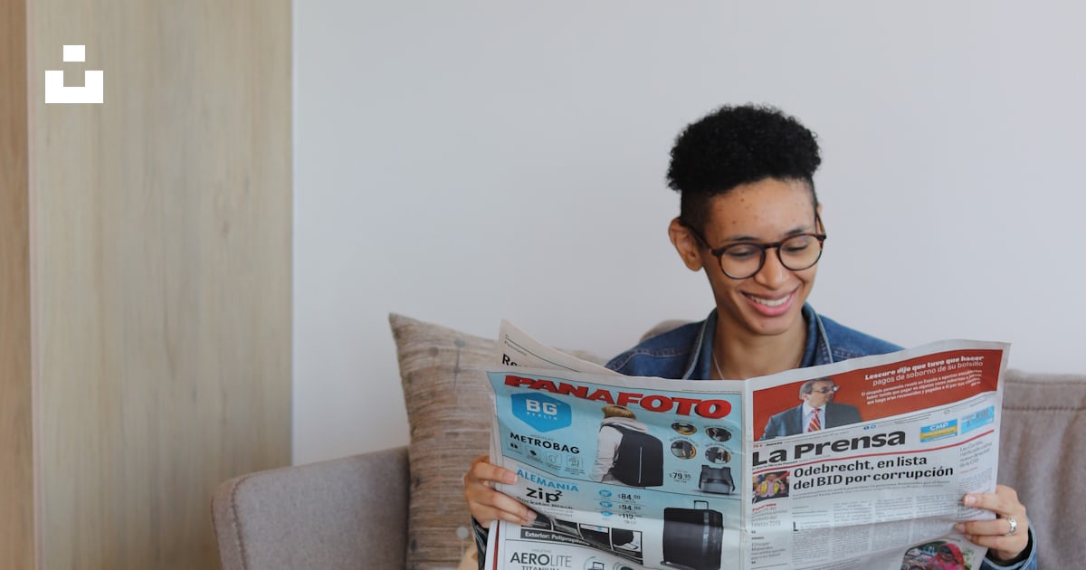 Une personne lisant un journal photo – Photo En train de lire Gratuite ... Une personne lisant un journal photo – Photo En train de lire Gratuite ...