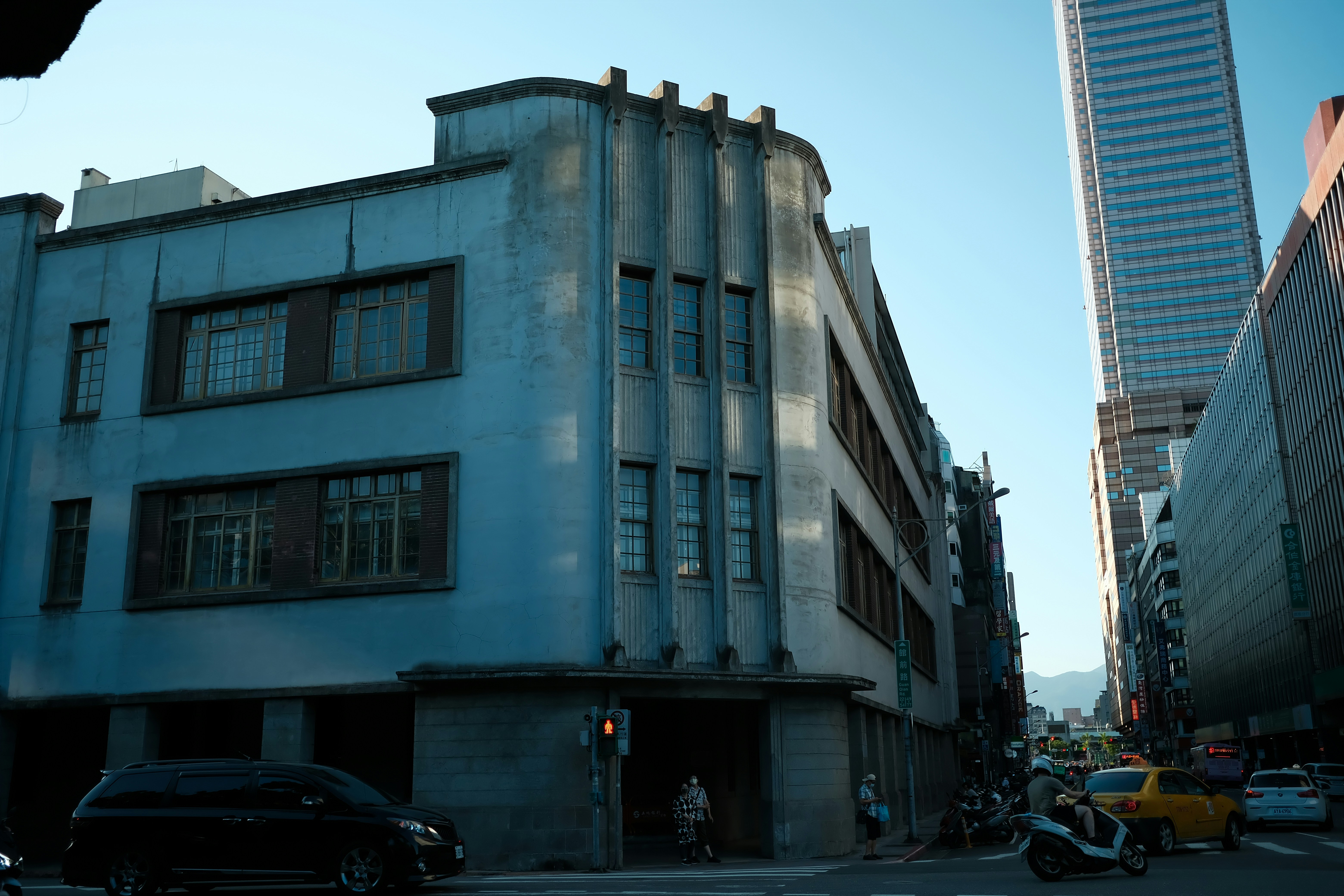 A building with a lot of windows photo – Free Taipei Image on Unsplash