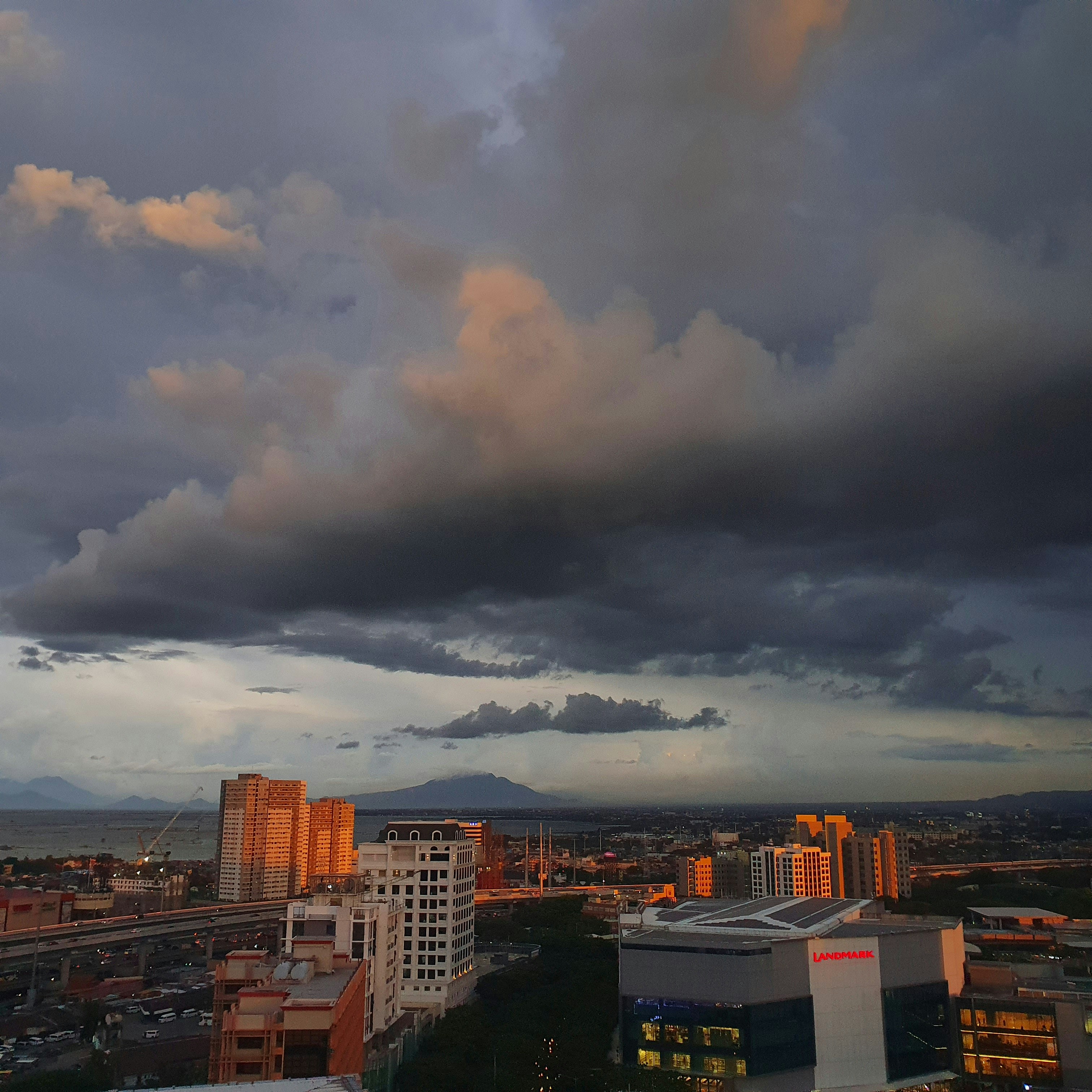 Una ciudad con edificios y nubes foto – Imagen de Naturaleza gratuita en Unsplash