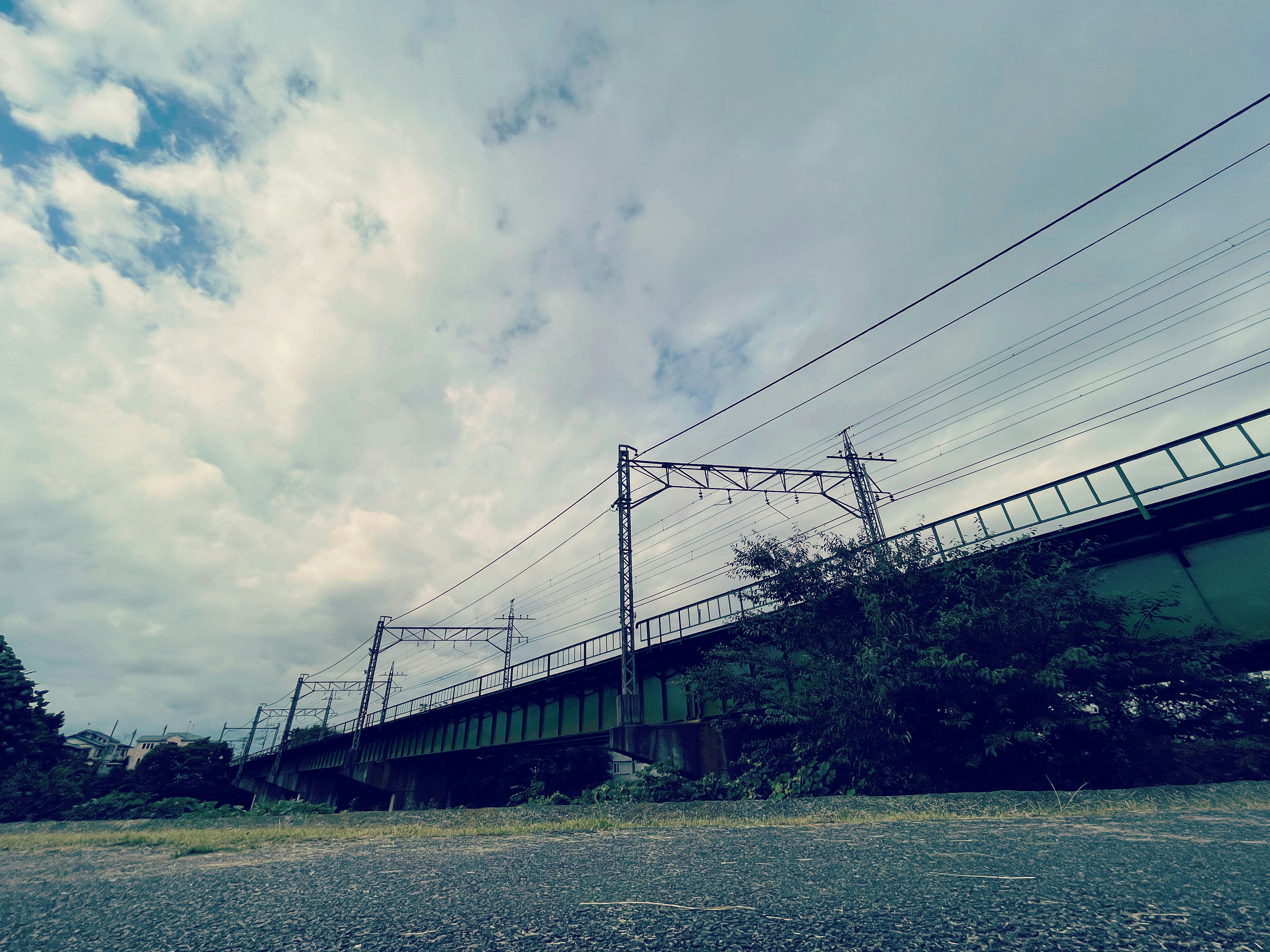 A bridge with wires photo – Free 鉄道橋 Image on Unsplash