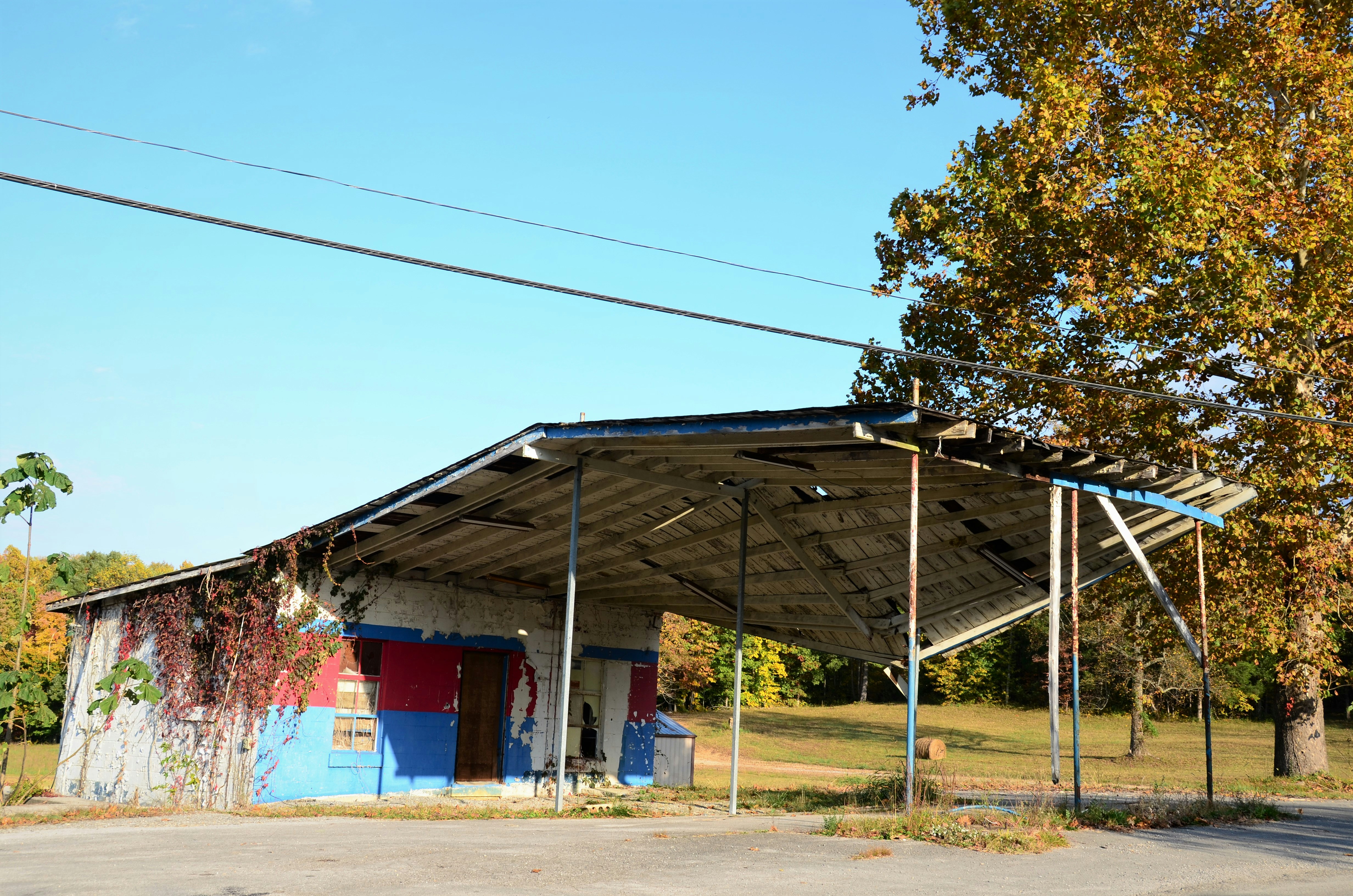 Un bâtiment avec un toit photo – Photo Imeuble Gratuite sur Unsplash