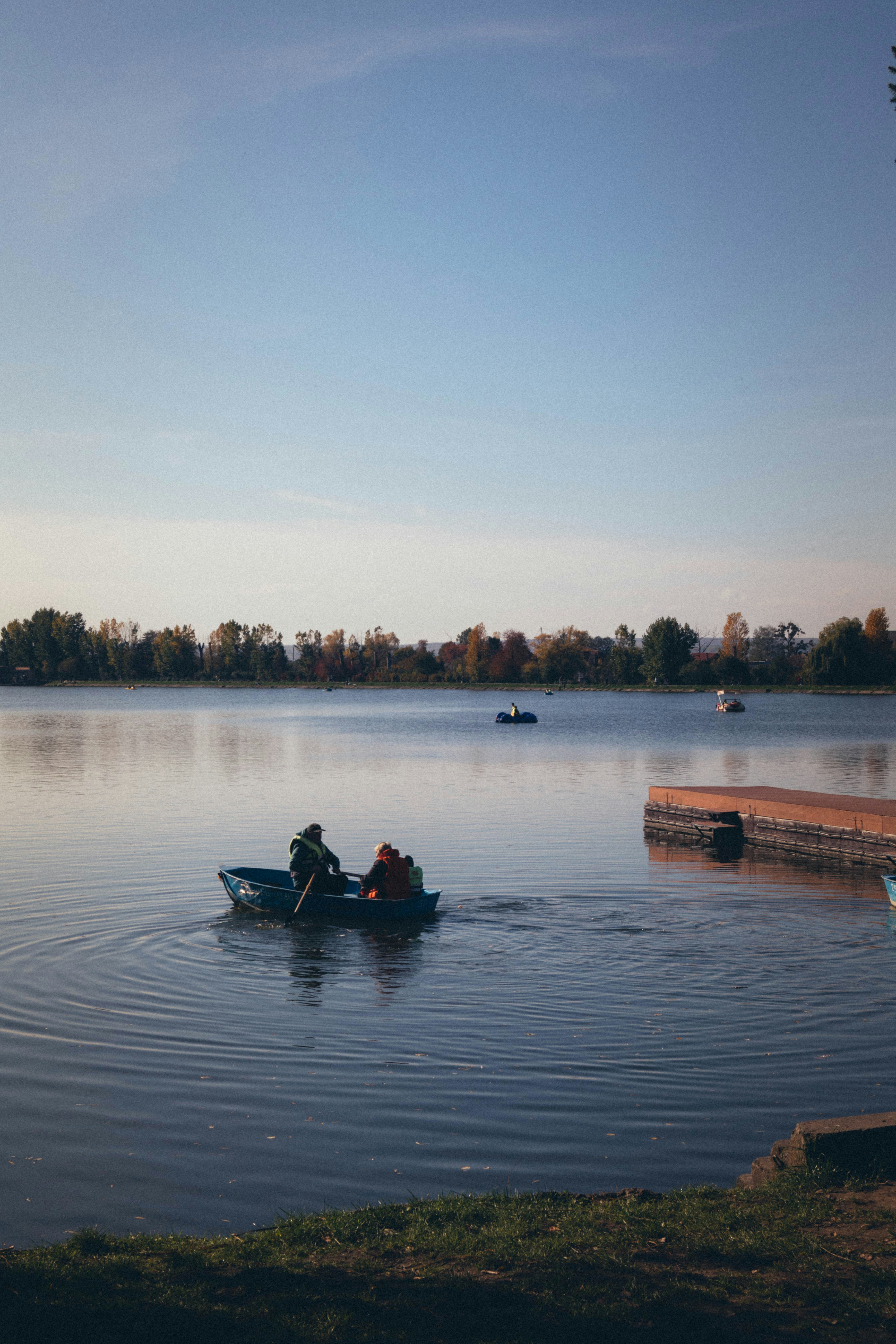 Foto Un grupo de personas en un bote en un lago – Imagen Agua gratis en ...