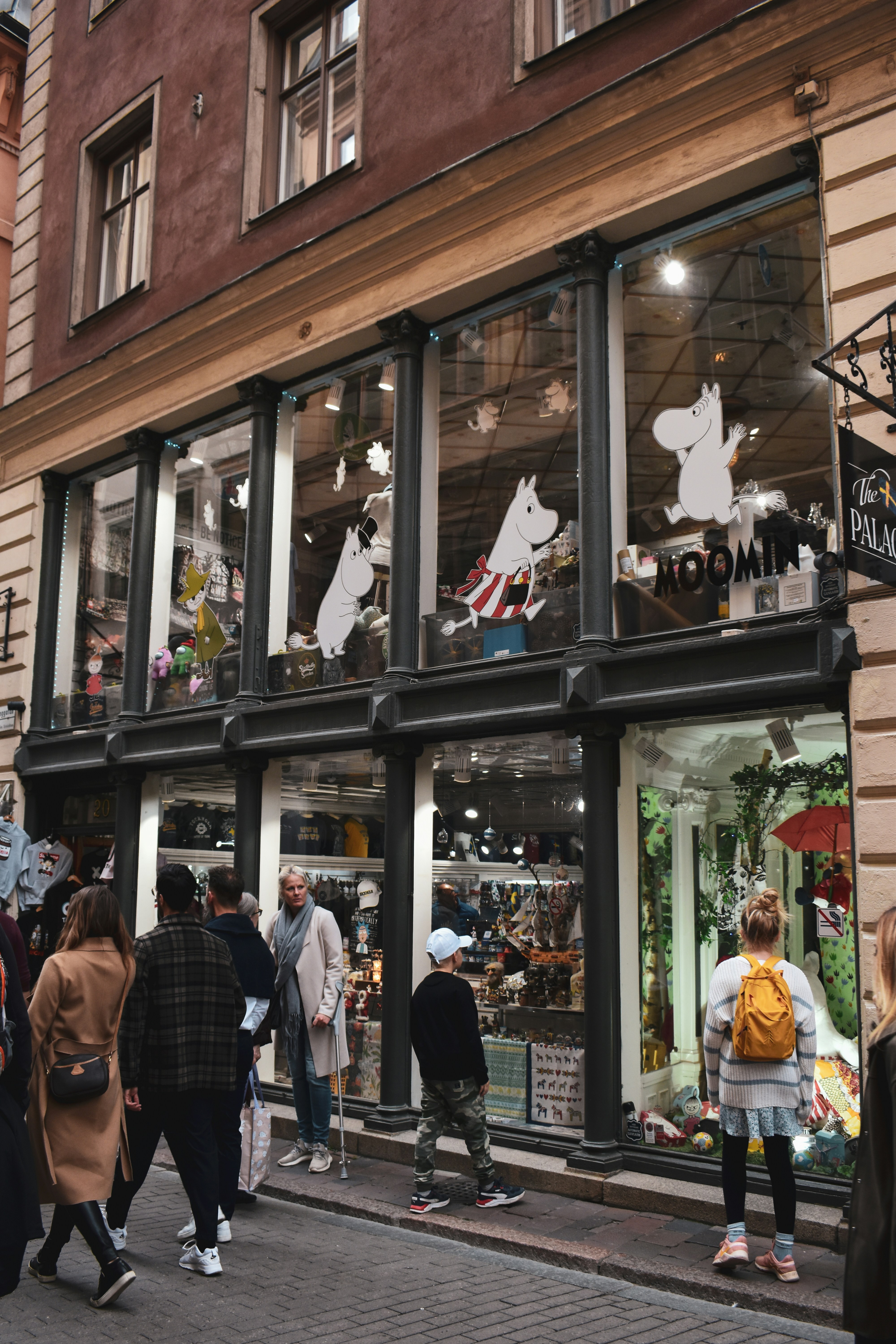 Menschen, die an einer Ladenfront vorbeigehen Foto – Kostenloses Bild ...