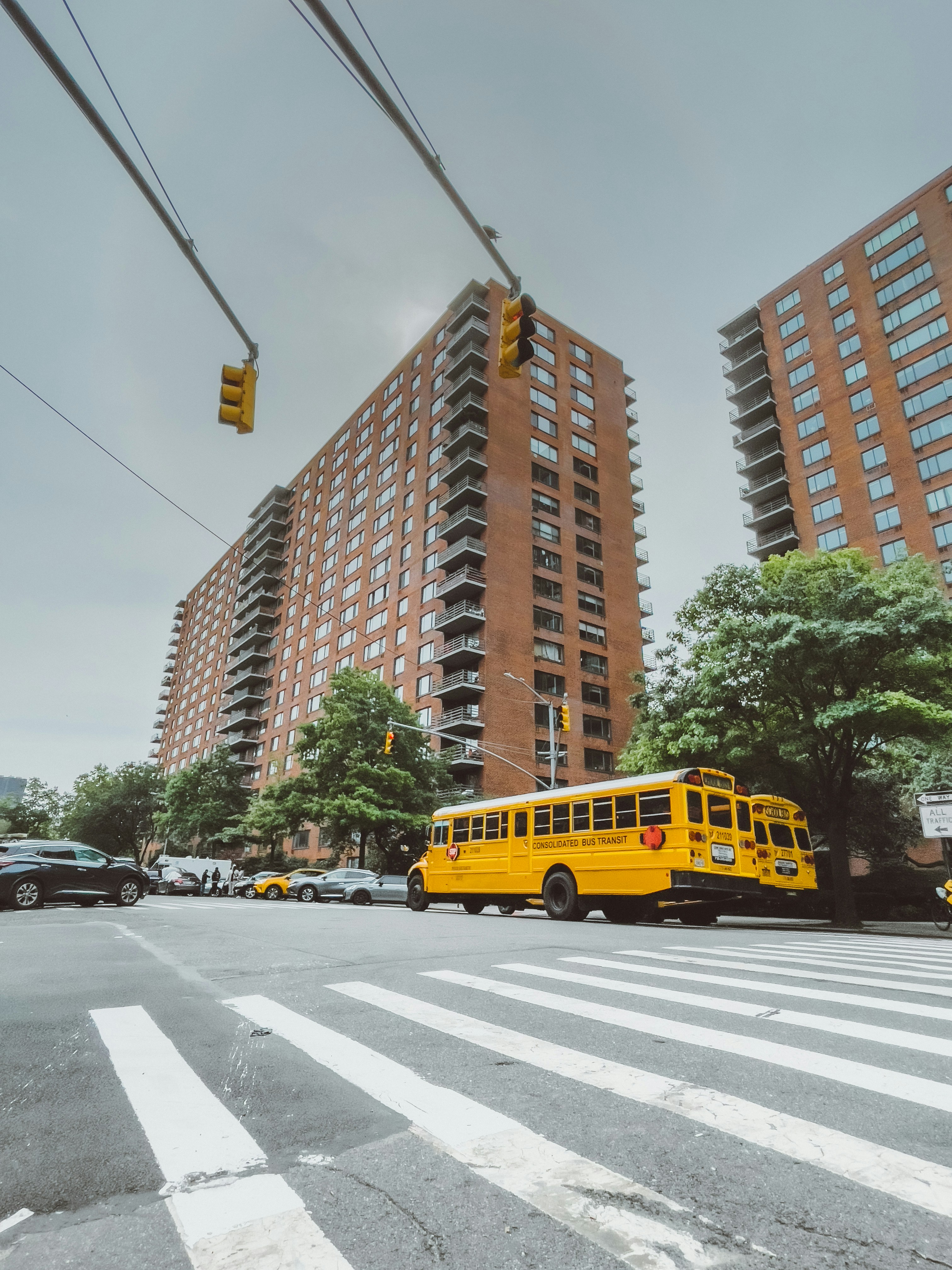 A yellow bus going down a street photo – Free New york Image on Unsplash