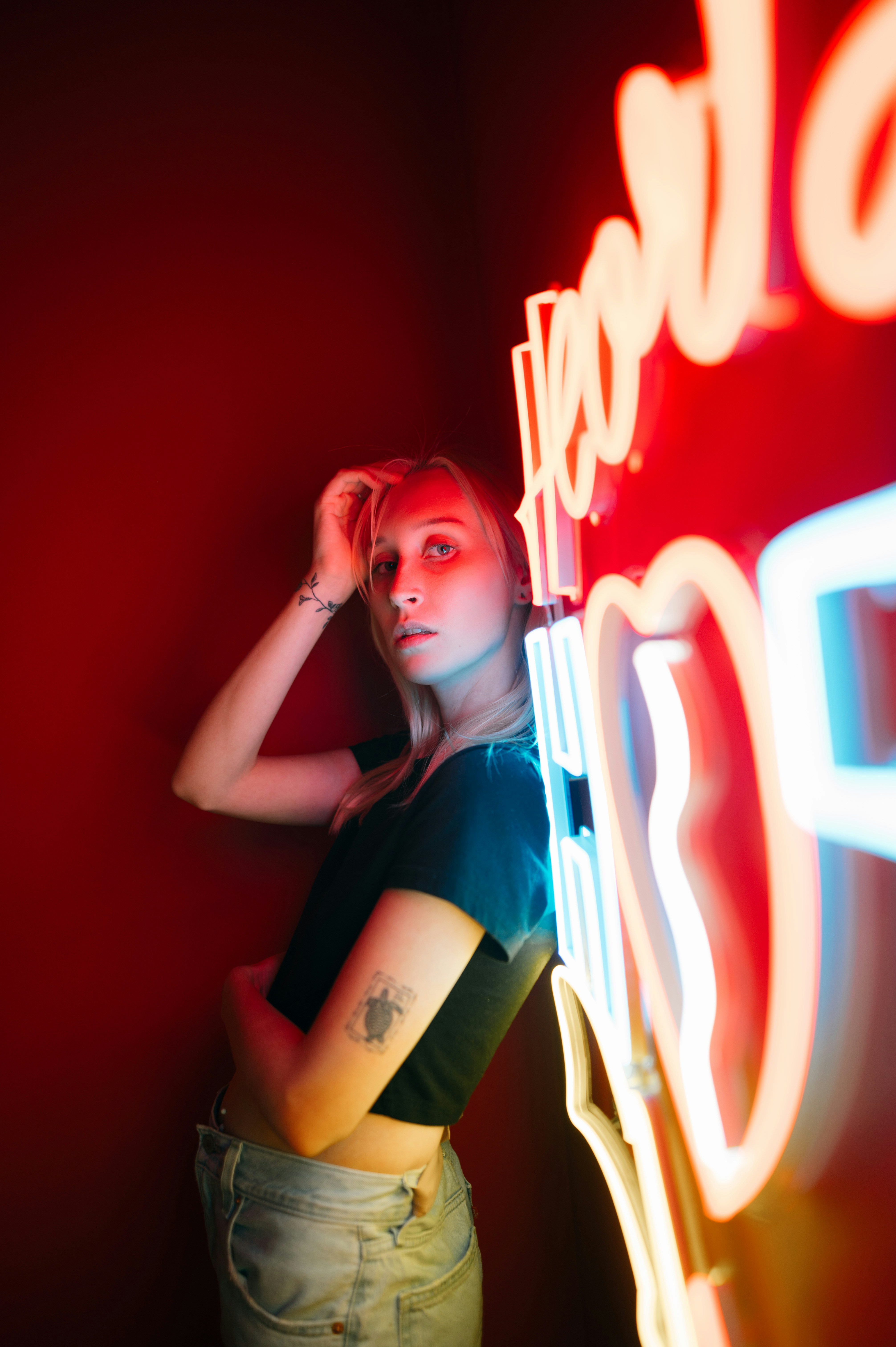 Una persona posando para una foto foto – Imagen de Persona gratuita en ...