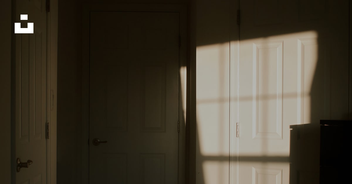 하얀 문이있는 어두운 방 사진 Unsplash의 무료 실내 이미지