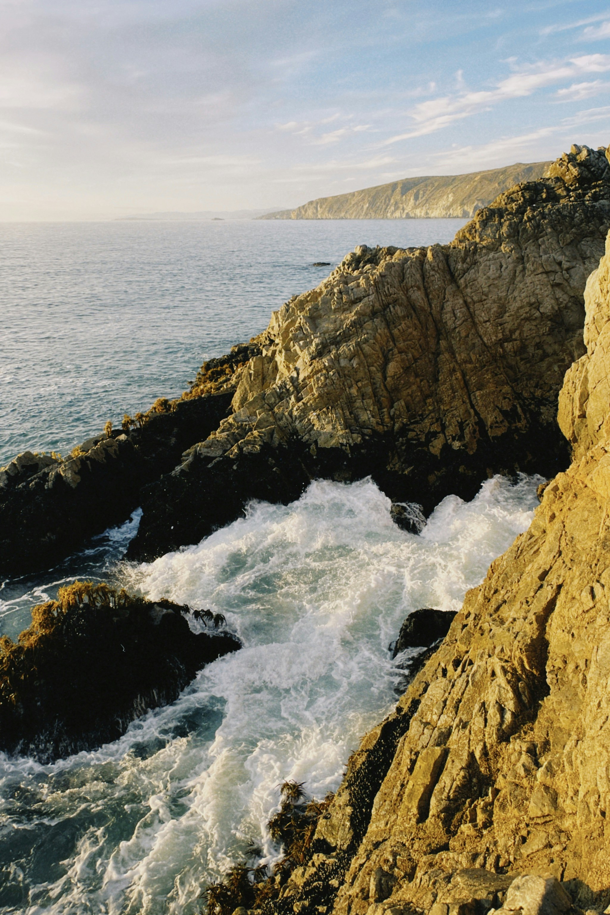 Une falaise rocheuse avec un plan d’eau en contrebas photo – Photo ...