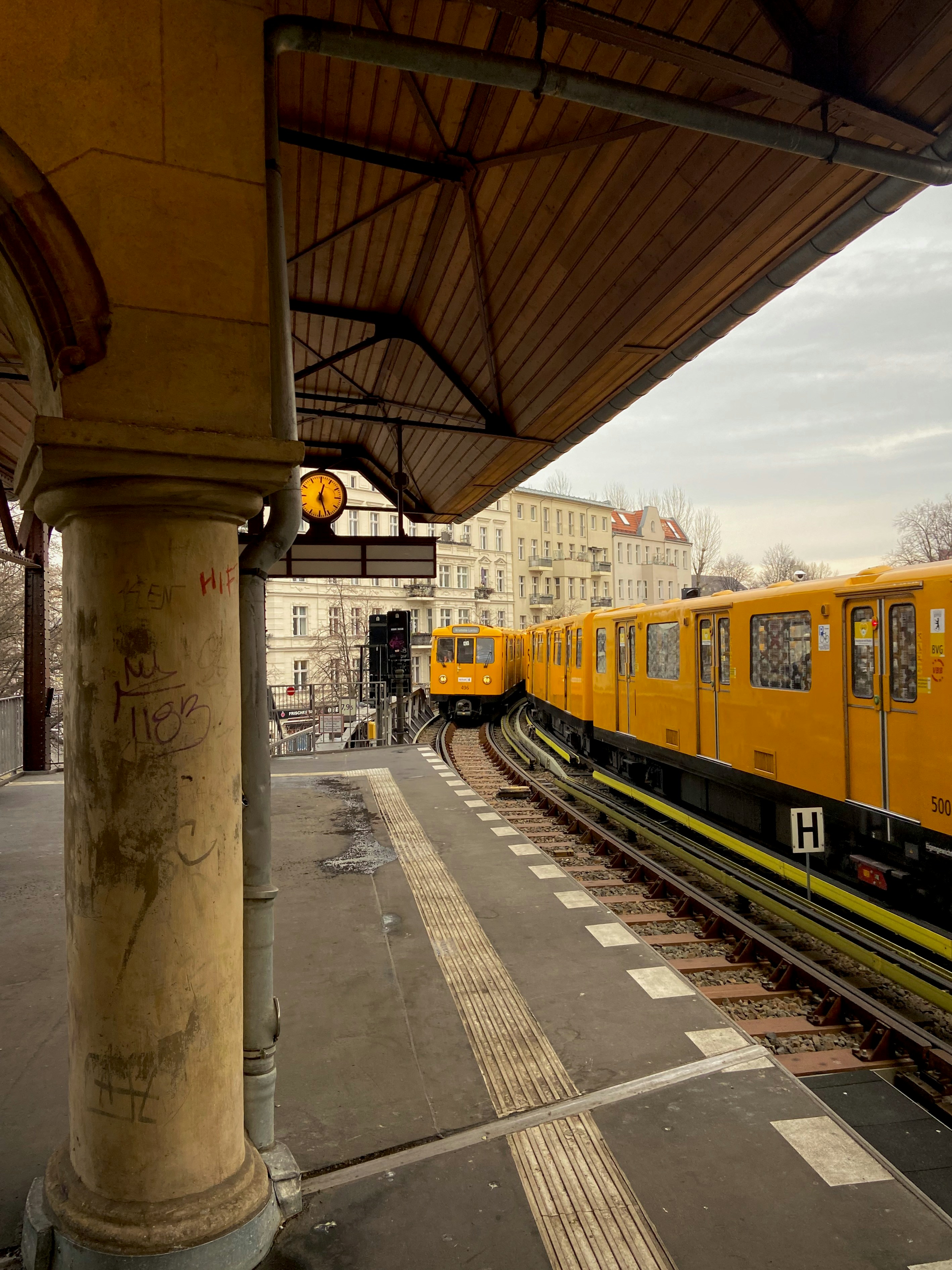 A train pulling into a train station photo – Free Berlin Image on Unsplash