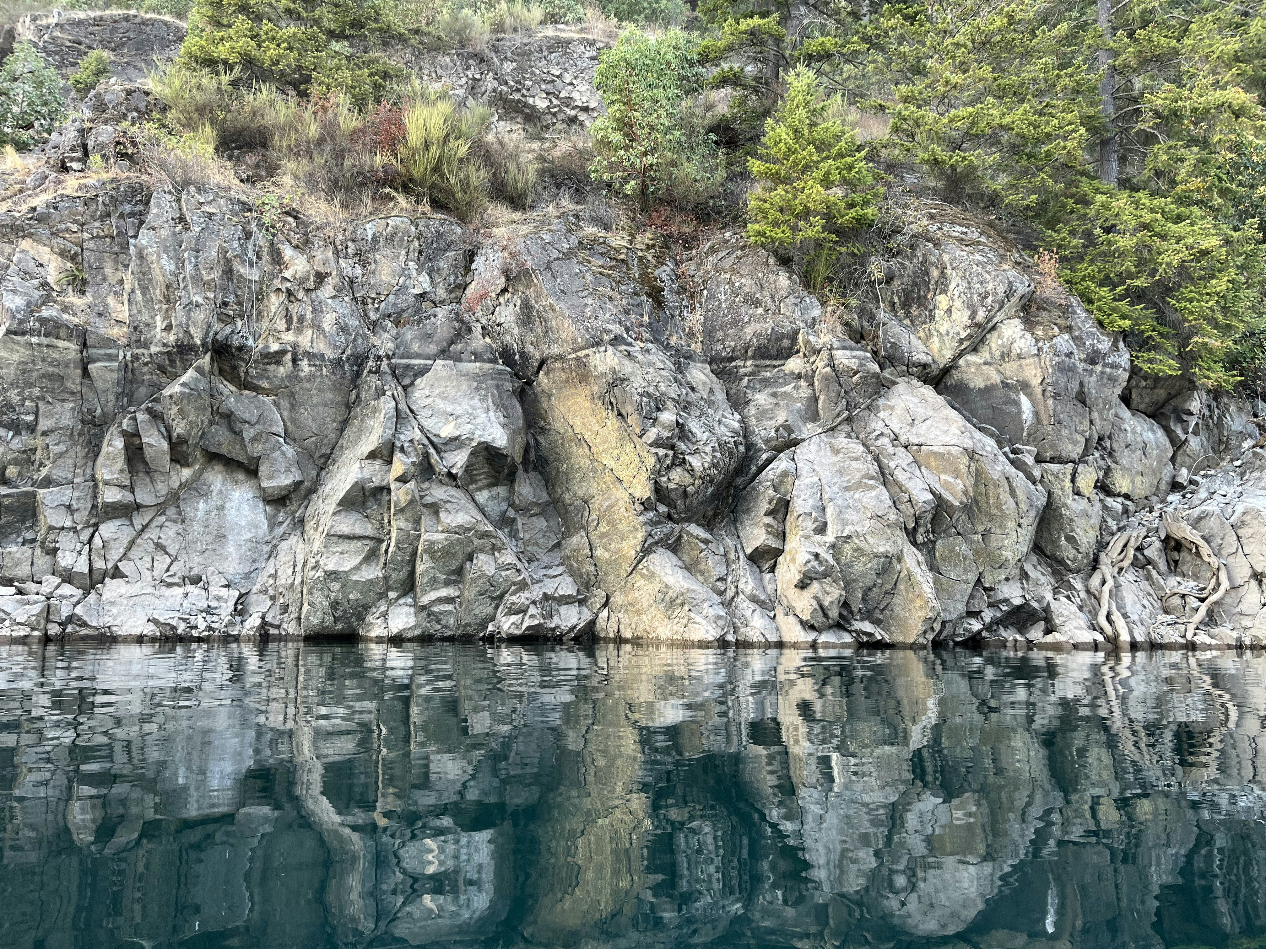 Foto Un acantilado rocoso junto a un cuerpo de agua – Imagen gratis en ...