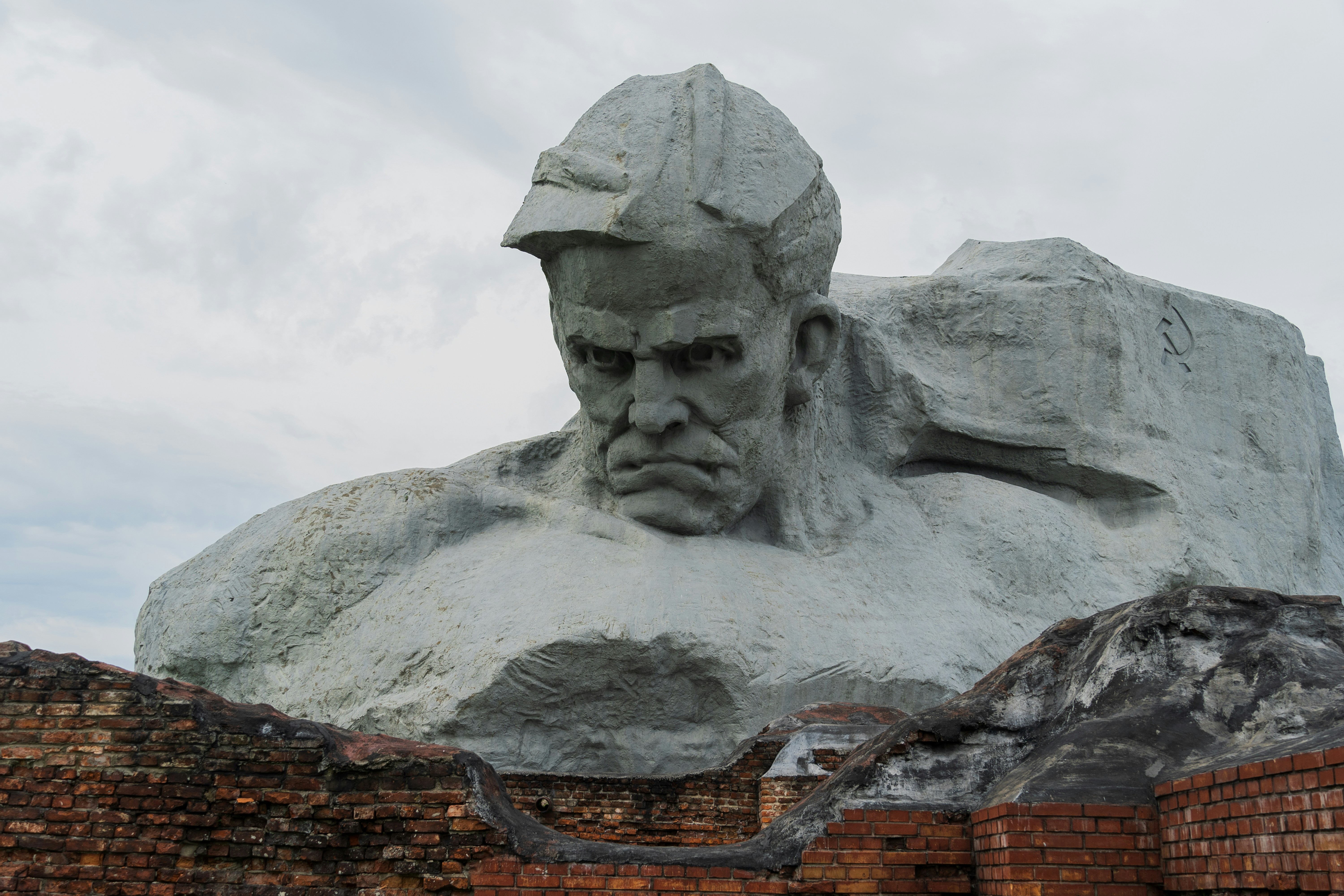 Une grande statue de pierre photo – Photo Брестская крепость Gratuite ...