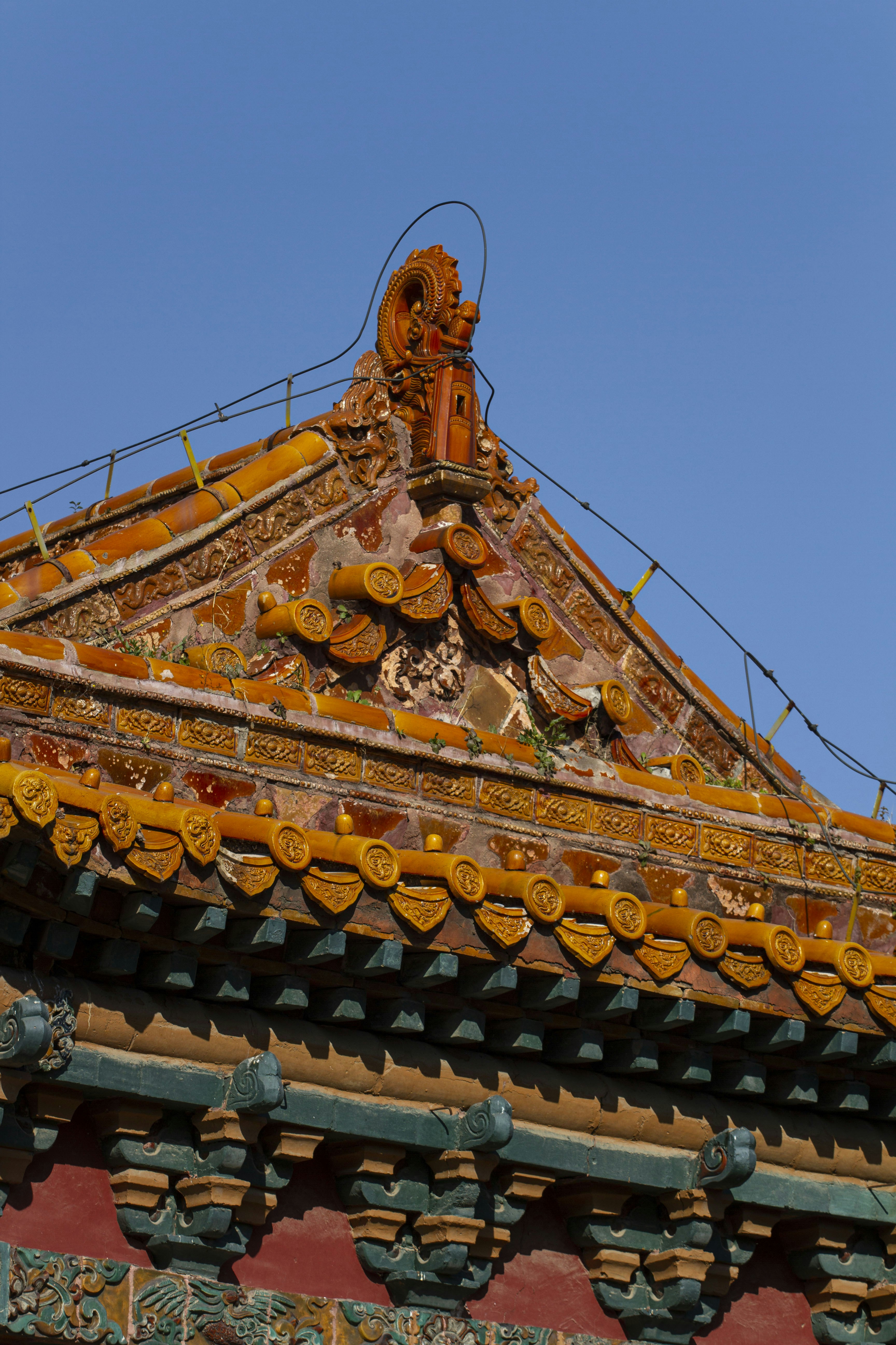 A colorful building with a gold roof photo – Free Ancient china ...