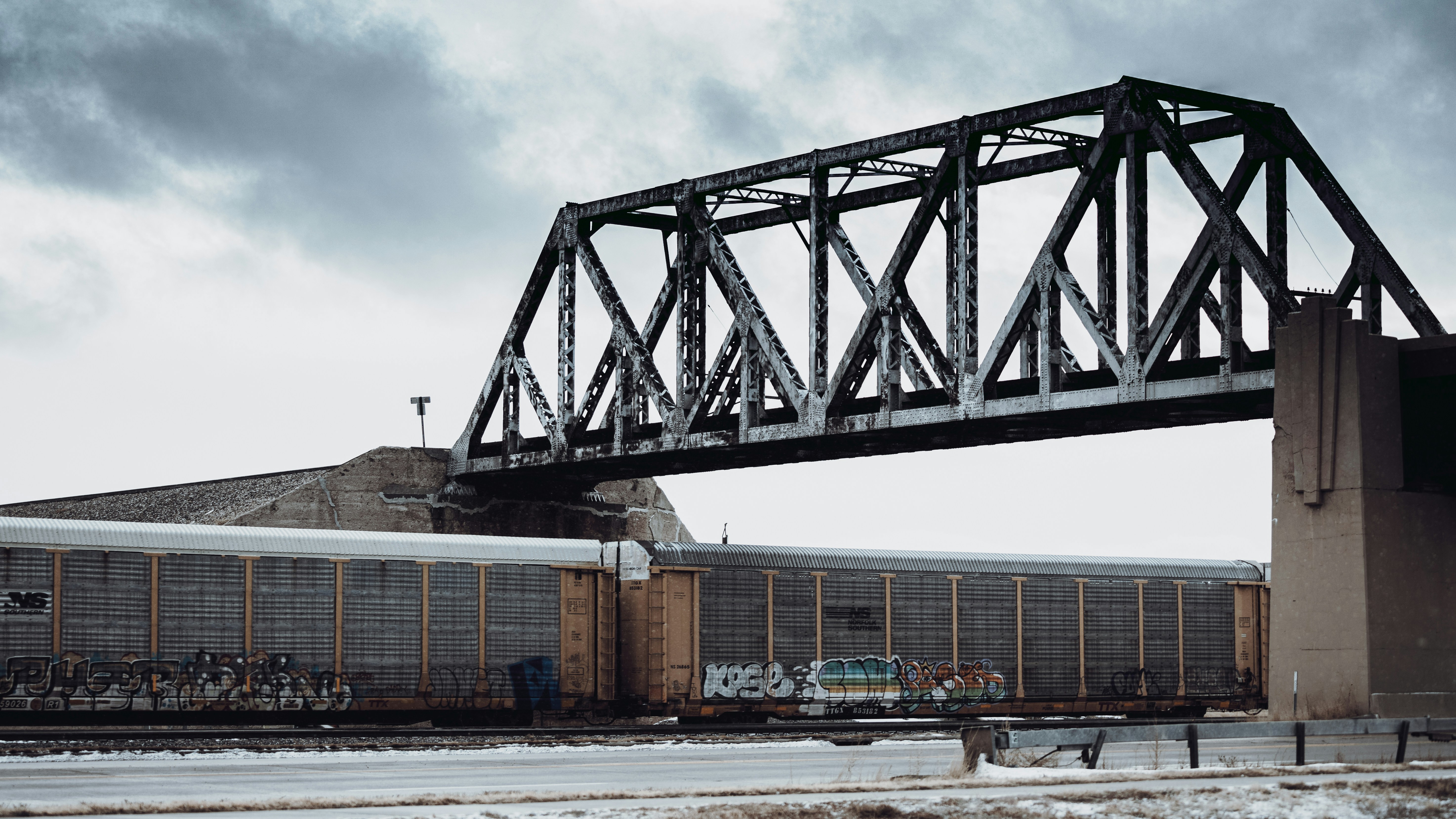 A large metal bridge photo – Free Building Image on Unsplash