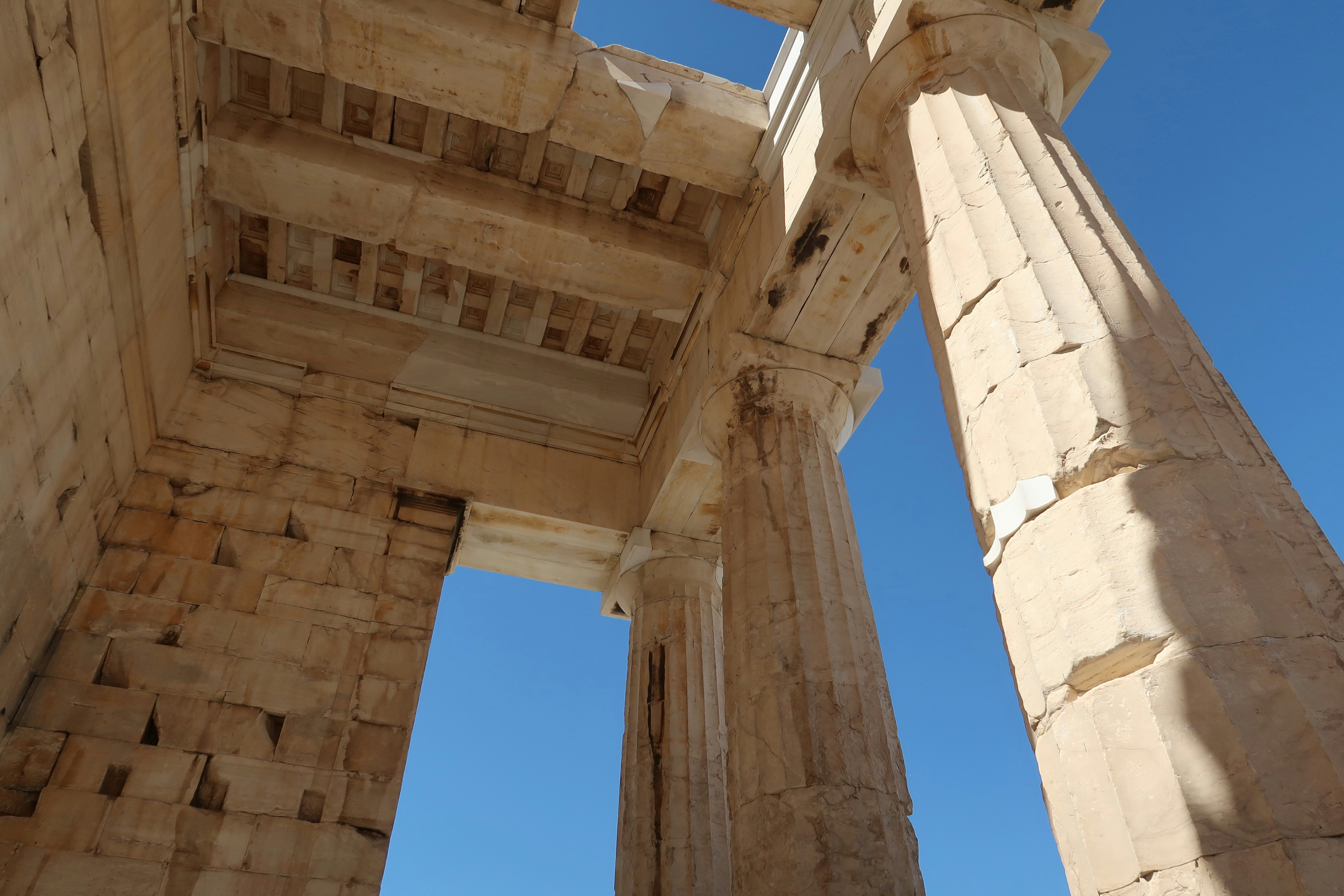 A building with columns photo – Free Architecture Image on Unsplash