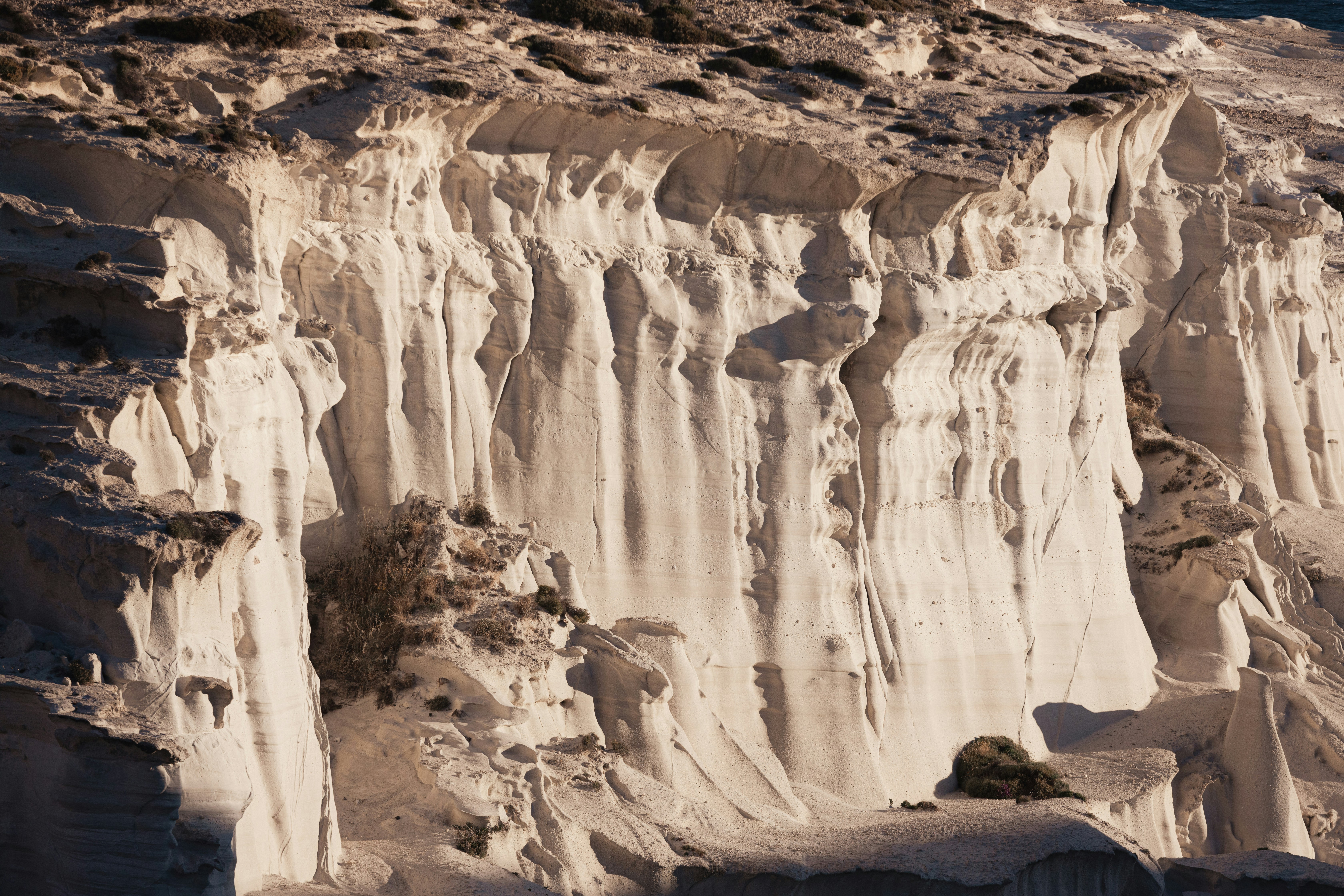 A large rock cliff photo – Free Sarakiniko Image on Unsplash