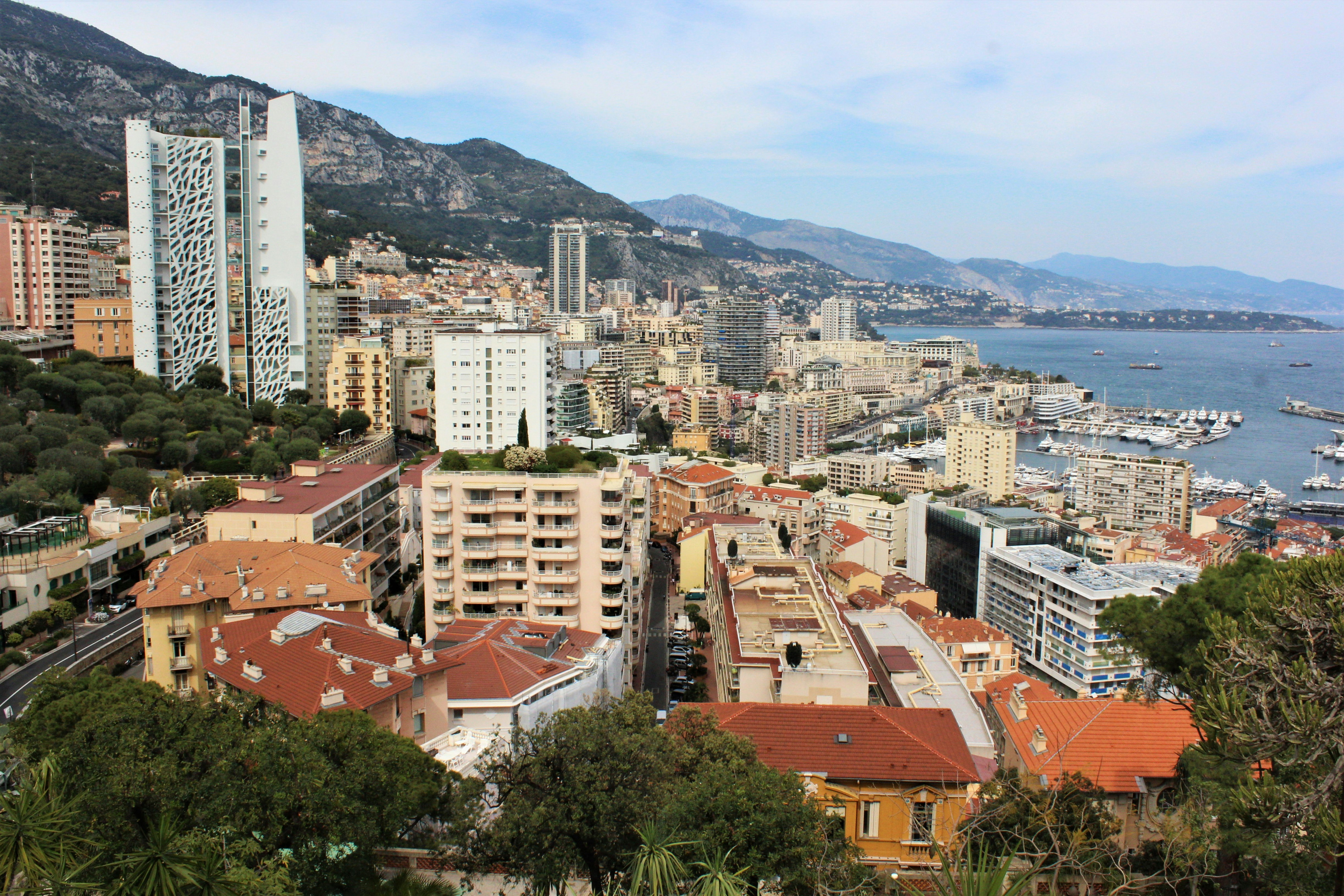 Une ville aux toits rouges au bord de l’eau photo – Image gratuite de ...